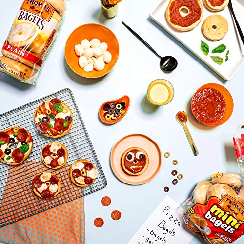 Each package of 6 Thomas' Plain Bagels are classically delicious. Great on their own, or with sandwiches and sweet snacks.