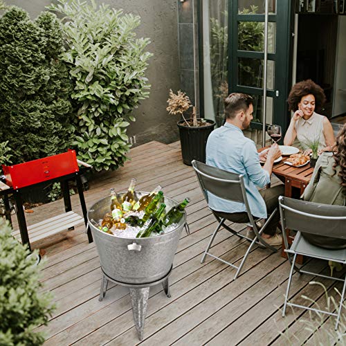 Glitzhome 26.29"H Oval Galvanized Beverage Tub with Stand, Farmhouse Metal Accent Cocktail Table Storage Bucket with Firwood Lid, 8 Gallons