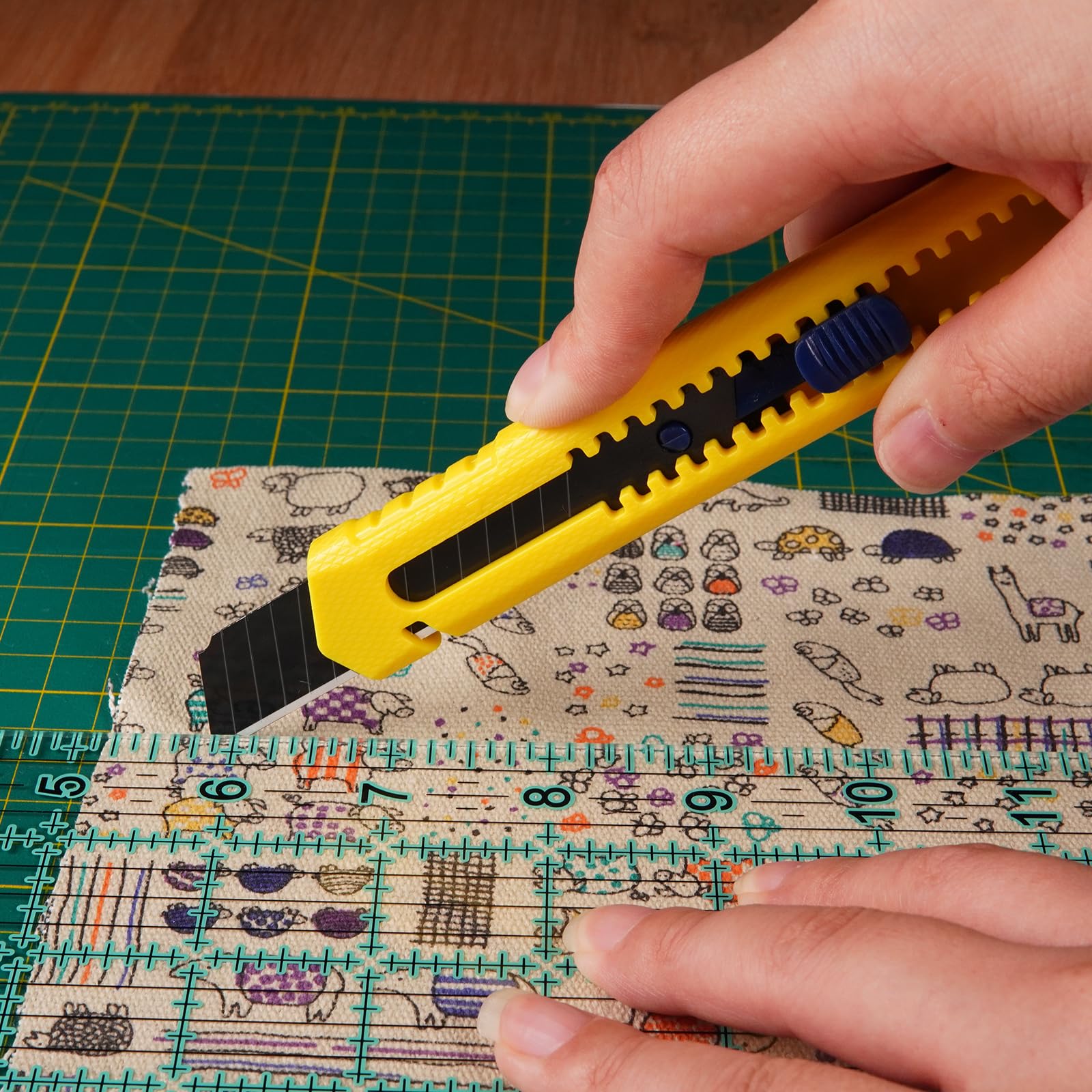 MANUFORE 12Pcs 18mm Utility Knife with 10pcs blades, Snap-off Retractable Knife Box Cutter for Cutting Paper, Carpet, Cardboard