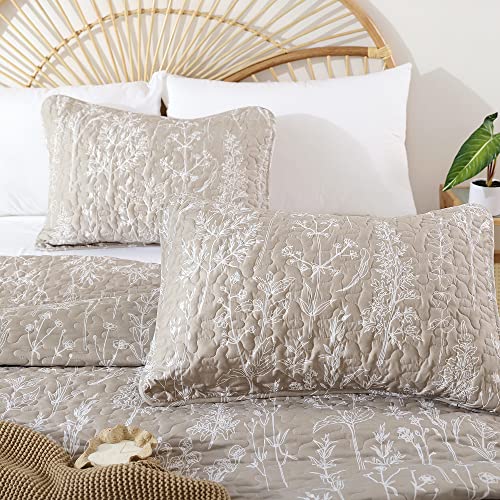 JANZAA Quilt Queen Size Oatmeal Bed Spread with White Floral Pattern Botanical Microfiber Quilts Set Lightweight Comforter 3 Pieces Reversible Bedding Set (1 Queen Quilt and 2 Pillow Cases)