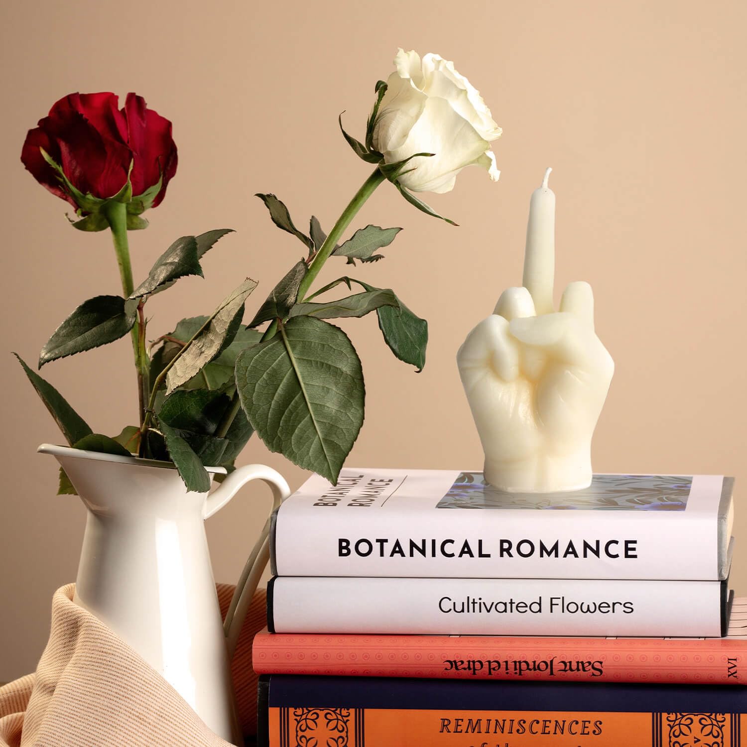 NIMONA Middle Finger Scented Candle, 2 Pcs Apartment Home Decor Aesthetic Soy Wax Hand Gesture Cute Candles, Desk Sculpture Decorations Gift for House, Bedroom and Home Room.
