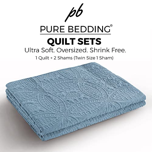 Quilt Set King/Cal King/California King Size Ash Blue - Oversized Bedspread - Soft Microfiber Lightweight Coverlet for All Season - 3 Piece Includes 1 Quilt and 2 Shams, Geometric Pattern