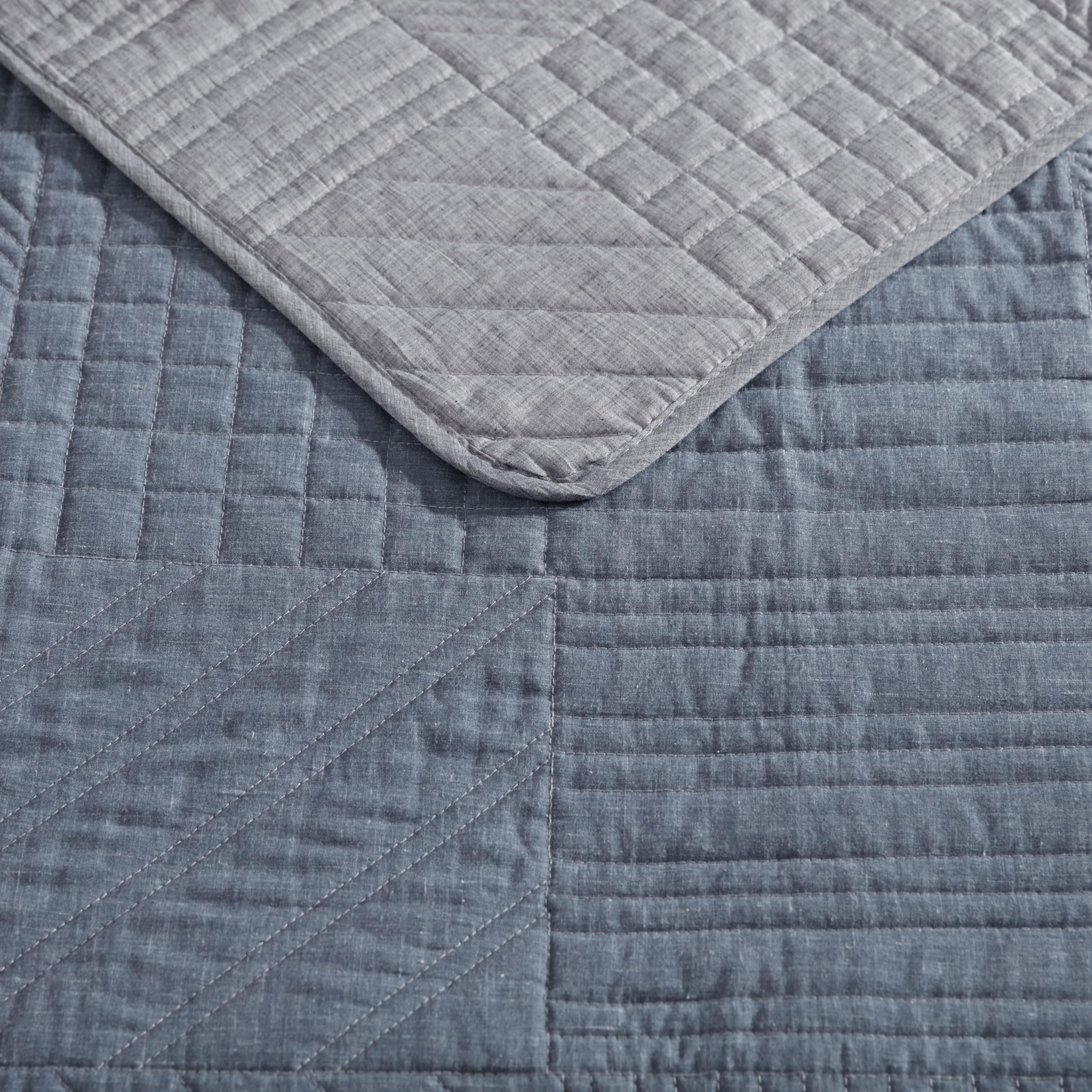 Eddie Bauer - Twin Quilt Set, Reversible Bedding with Matching Sham, Lightweight Home Decor for All Seasons (Hidden Lake Blue, Twin)
