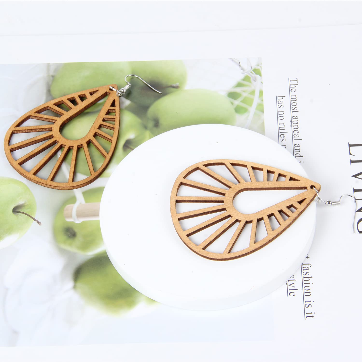 Freie Liebe Straw Clutch Bag for Women Summer Clutch Purses Beach Envelope Woven Handbags with 5PCS Earrings
