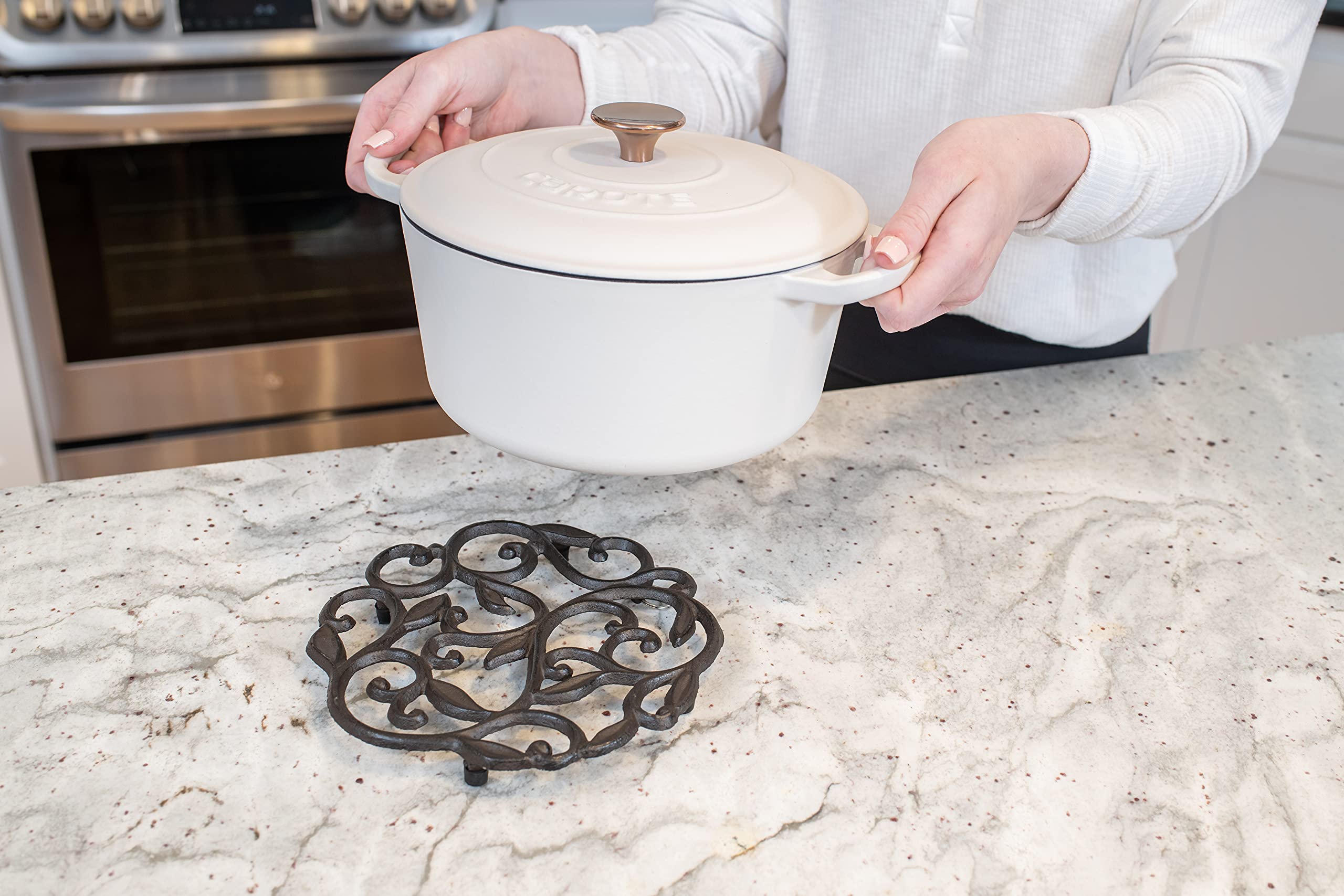 gasaré, Cast Iron Trivet for Hot Dishes, Pots, and Pans, Metal Trivet, Vine Plant Design, Rubber Feet Caps, Ring Hanger, 8 Inches, Brown, 1 Unit