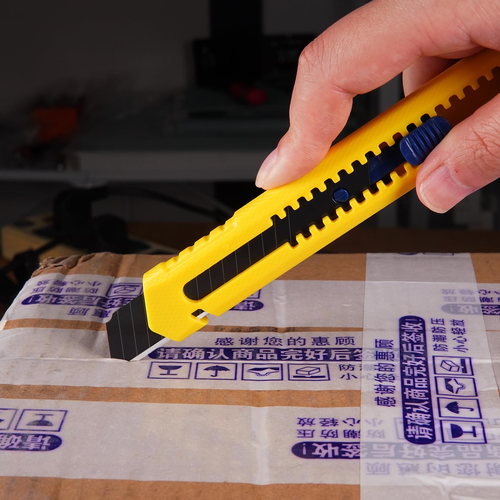 MANUFORE 12Pcs 18mm Utility Knife with 10pcs blades, Snap-off Retractable Knife Box Cutter for Cutting Paper, Carpet, Cardboard