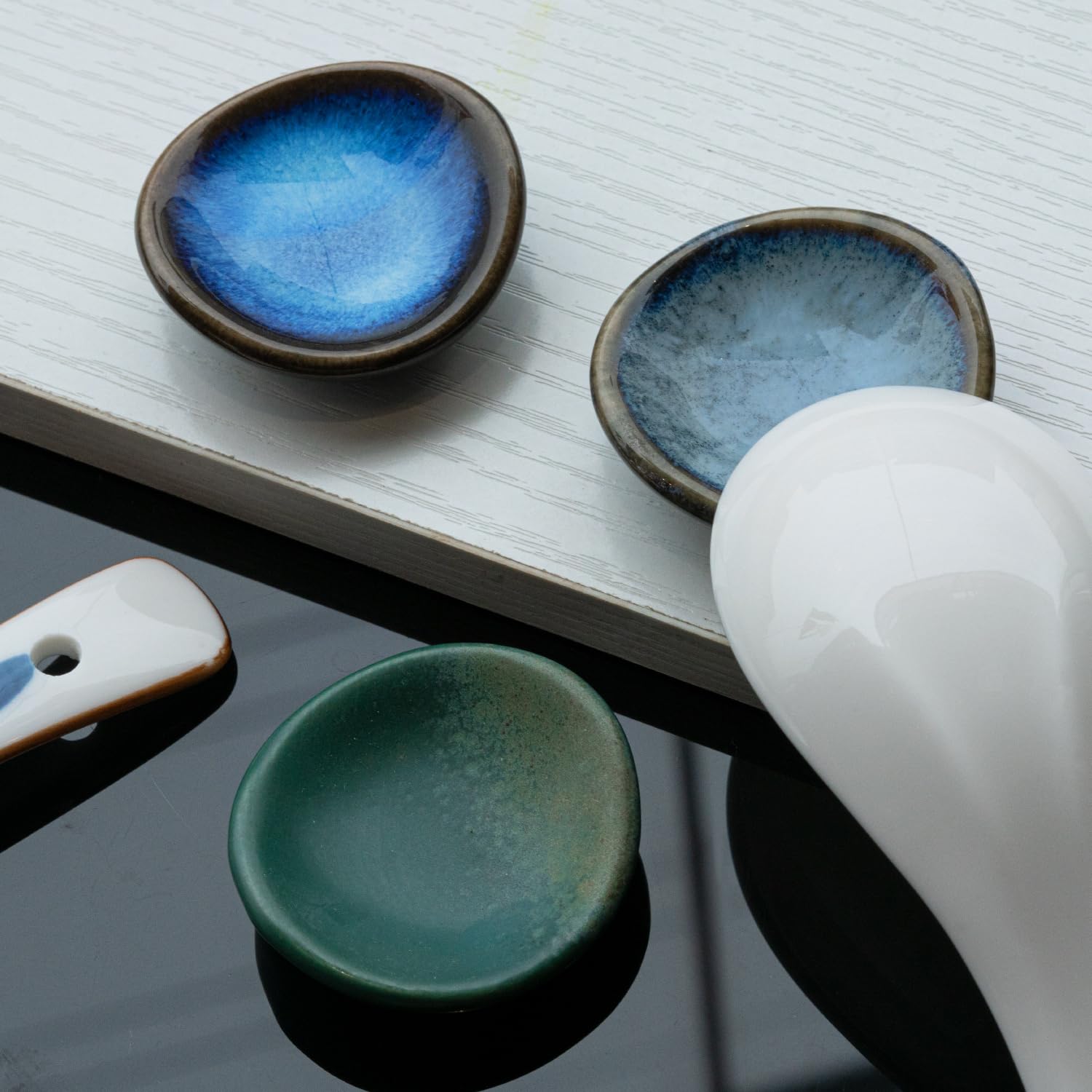 Louyebh Small Ceramic Spoon Rest 3PCS for Coffee Tea Spoon Kitchen Counter Dining Table Decor, Stable Glaze Sauce Tray Porcelain Utensil Spoon Holder for Stove Top Coffee Bar Easy Clean (Orbicular-2)