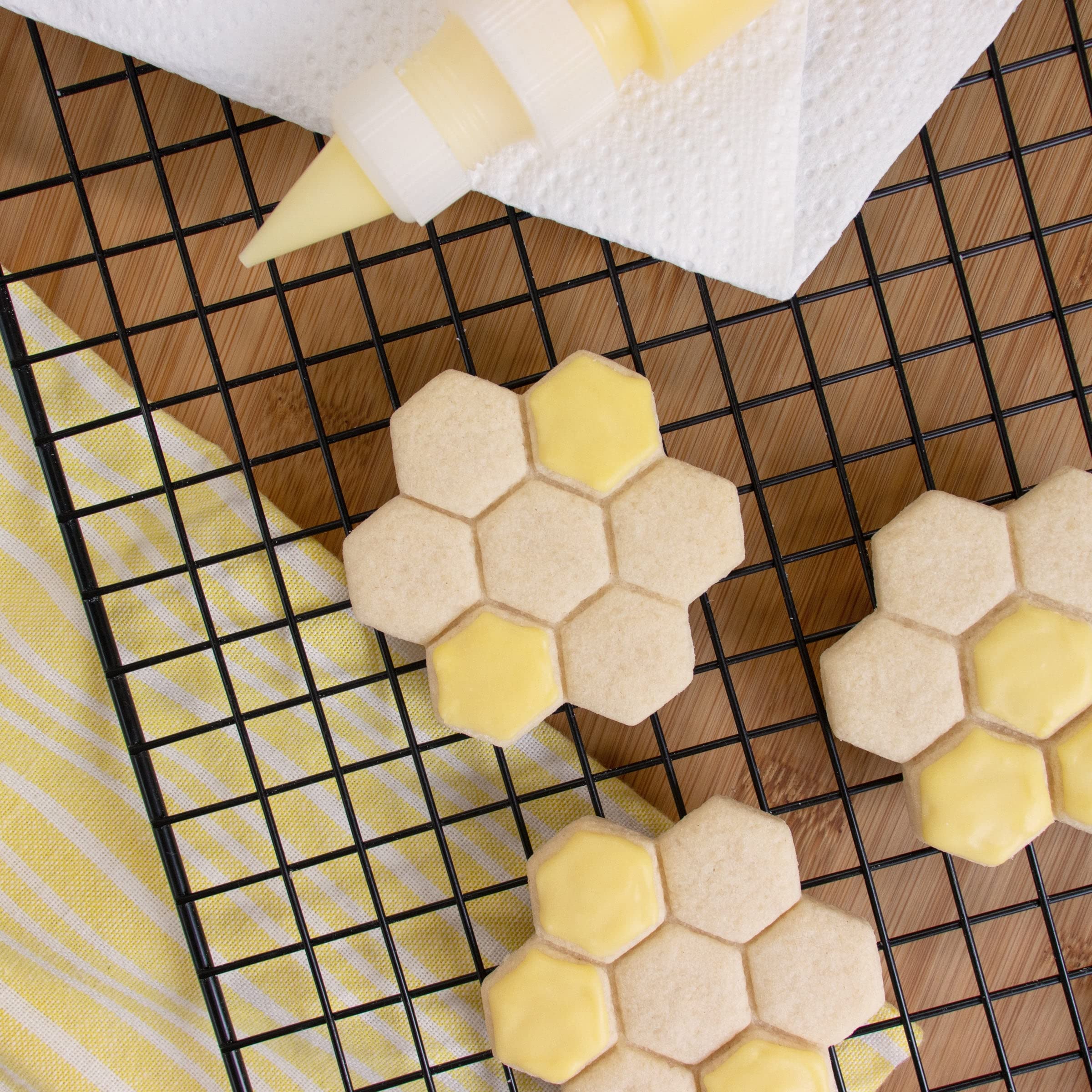 Honeycomb cookie cutter, 1 piece - Bakerlogy