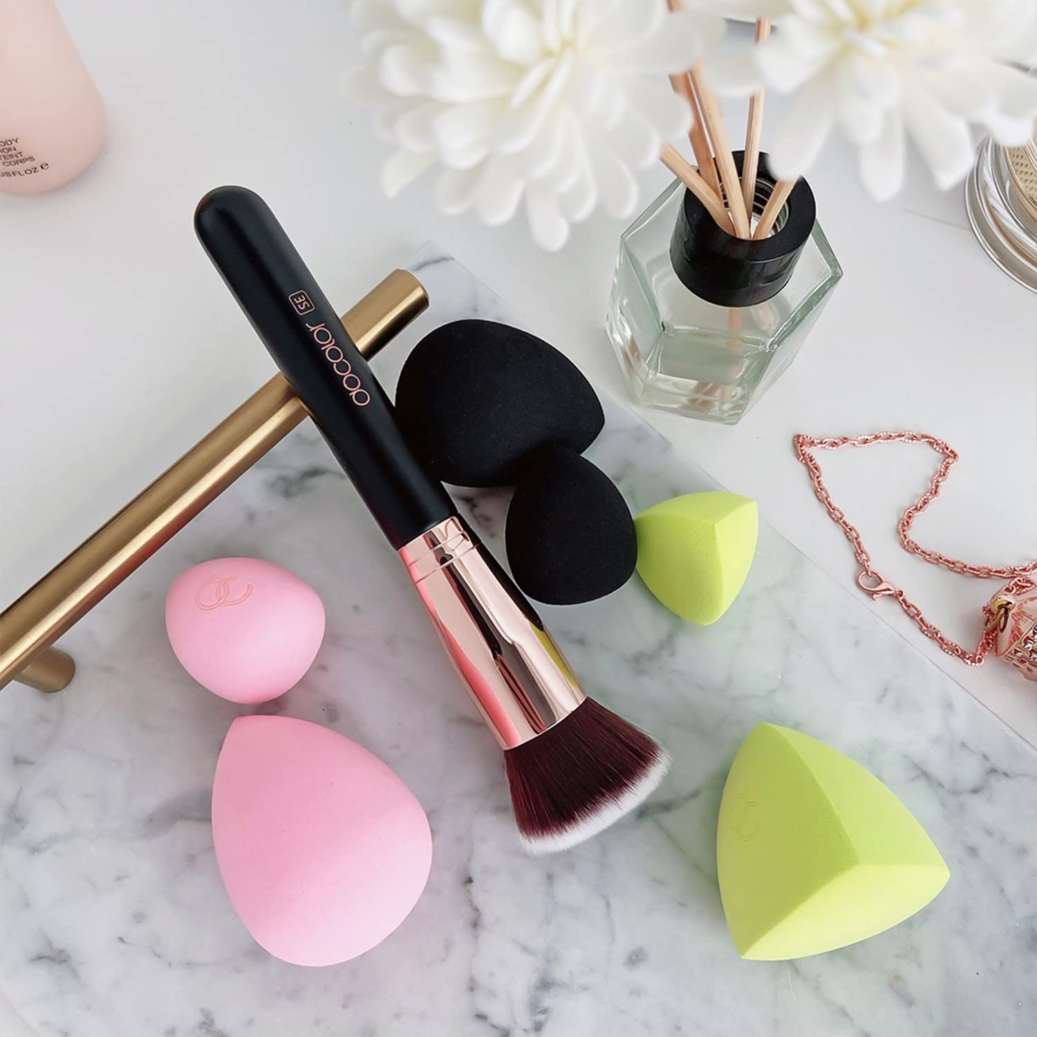 Docolor 6+1Pcs Makeup Sponges with Foundation Brush, Foundation Blending Beauty Sponge & Flat Top Kabuki Brush for Liquid,Cream,and Powder,Buffing,Blending,Full Coverage Foundation