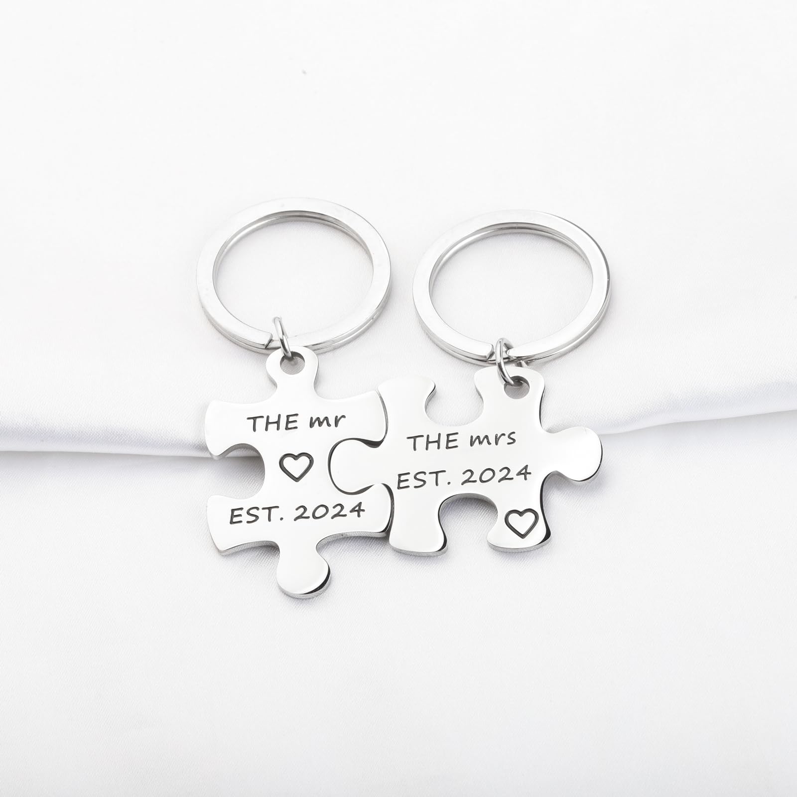 FUSTMW Couple Wedding Gifts Mr Mrs Est 2024 Keychain Set Newlyweds Gifts Wife Husband Engagement Gifts (Silver)