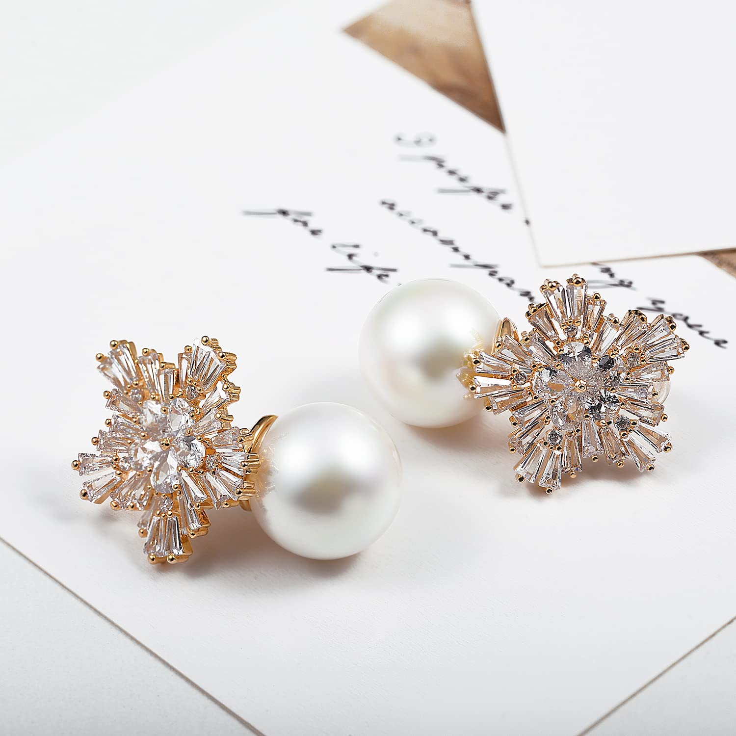 Fashion Chic Simulated Pearl Studs Snowflake Earrings For Women (Gold)