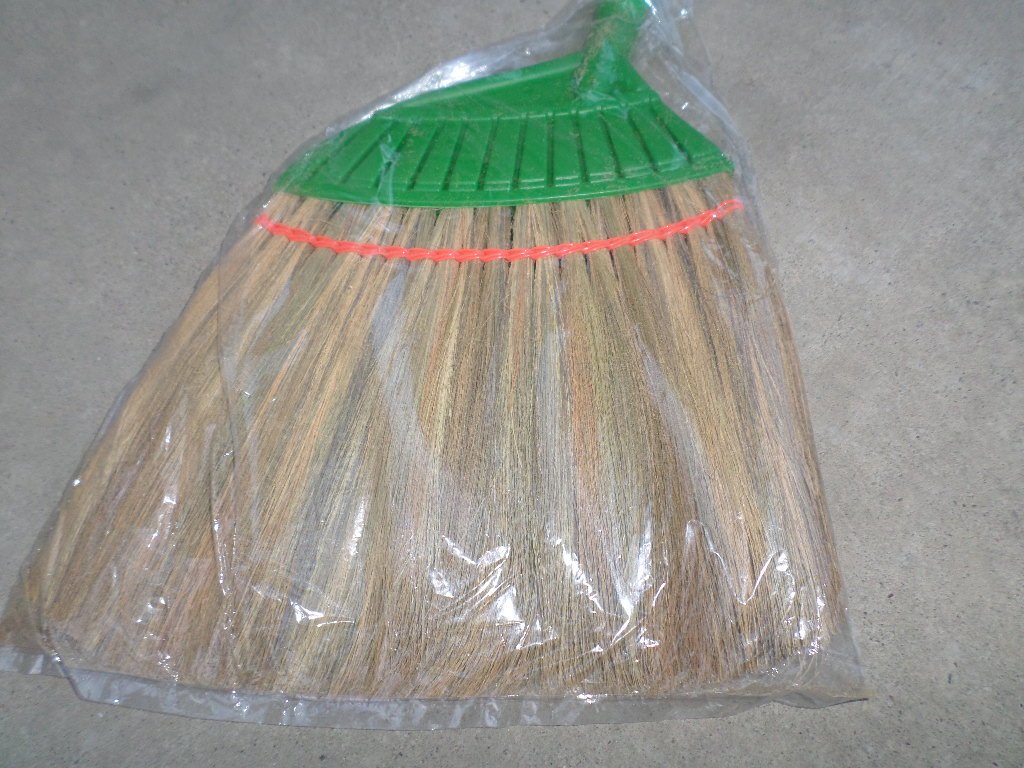 Vietnamese Soft Fan Straw Broom with Green Plastic Tube Handle (chổi lúa) 41 inch