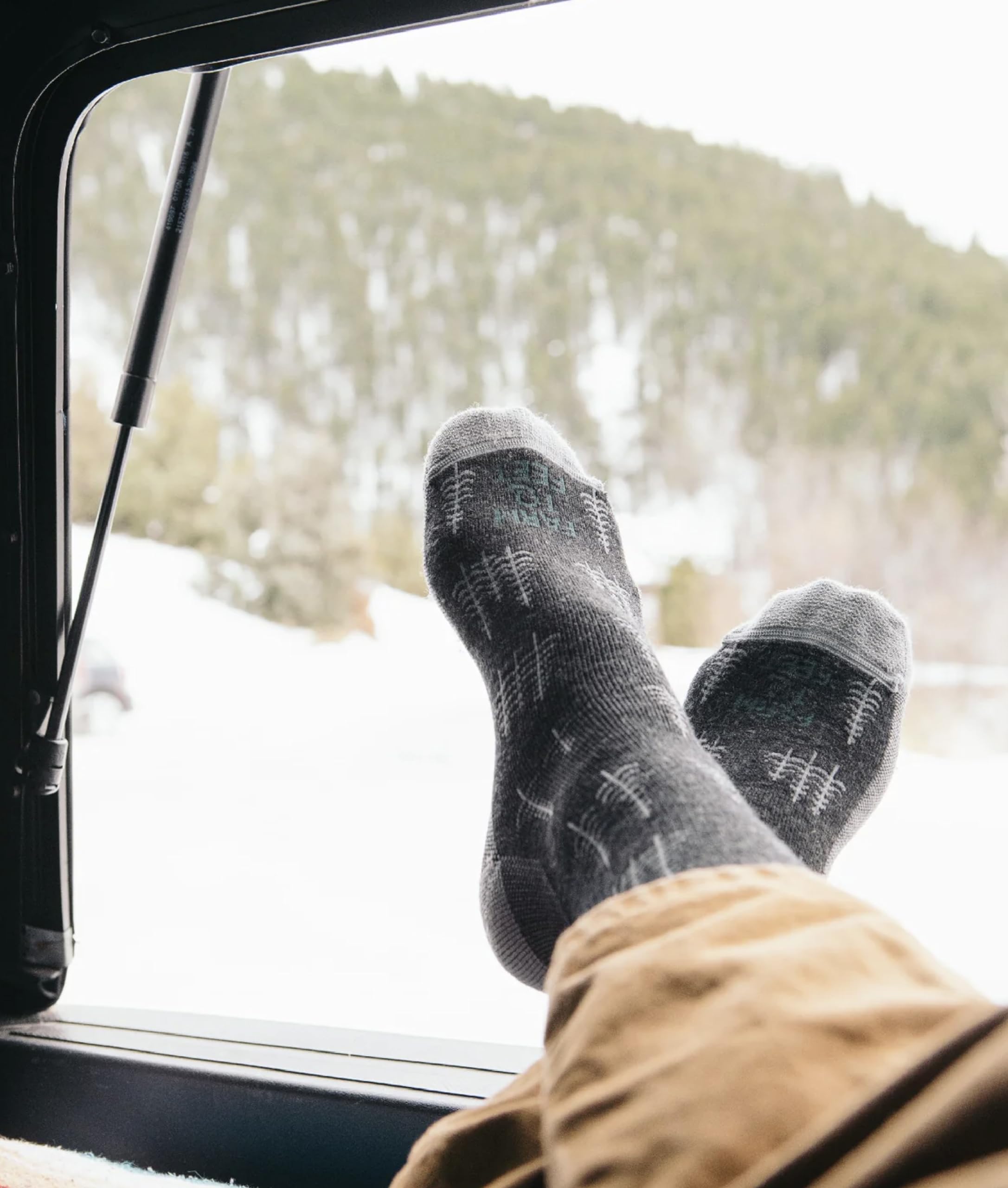 Farm to Feet Men's Cokeville Midweight Crew Socks, Large, Charcoal/Platinum, Medium (8578)