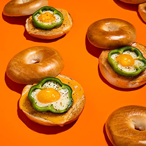Each package of 6 Thomas' Plain Bagels are classically delicious. Great on their own, or with sandwiches and sweet snacks.