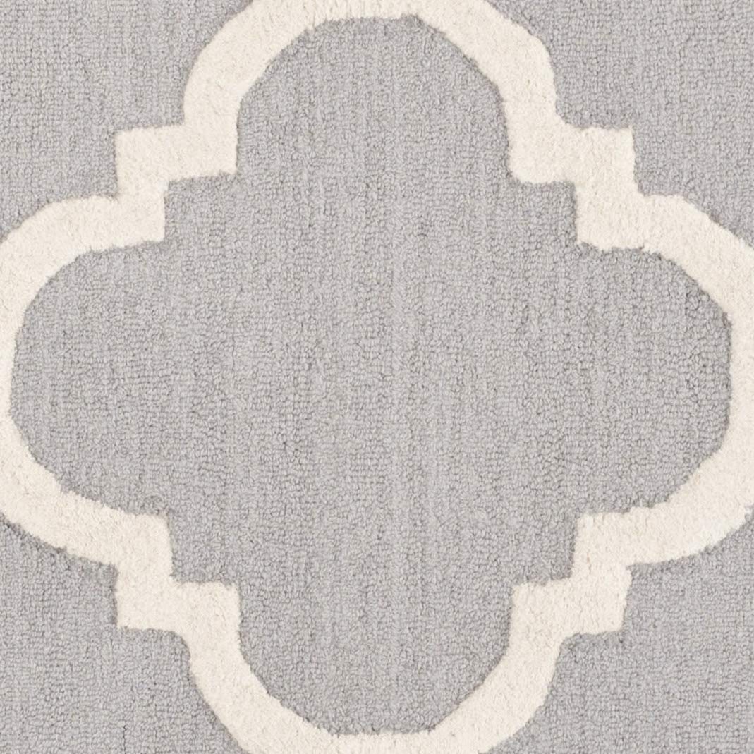 SAFAVIEH Cambridge Collection 4' x 6' Silver / Ivory CAM140D Handmade Moroccan Trellis Premium Wool Area Rug