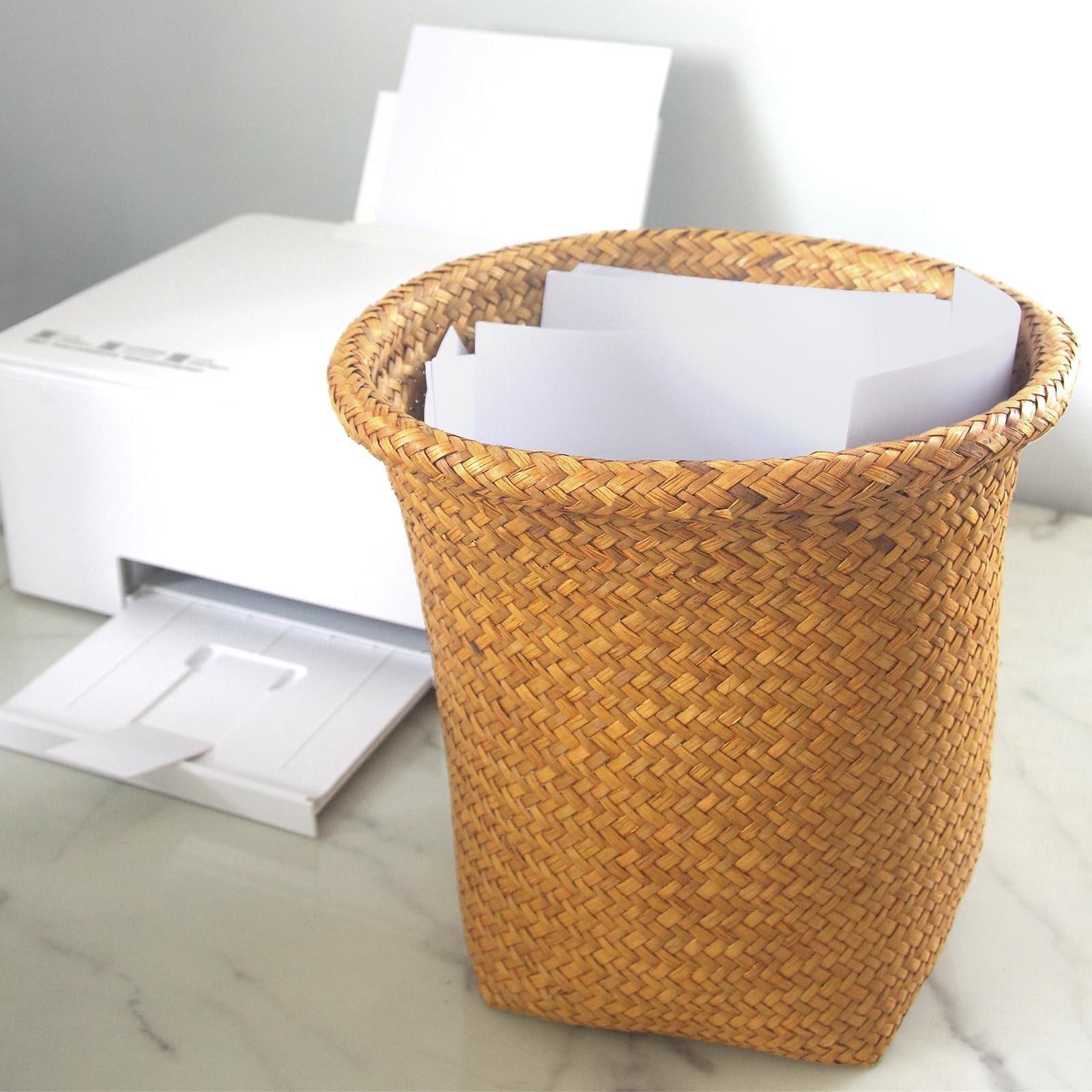 Natural Seagrass Woven Trash Can β 23L (6 Gal) Wicker Waste Basket for Bathroom, Living Room, Office Durable and Compact Design, Small Round Wastebasket Garbage Bin for Organizing and Home Decor