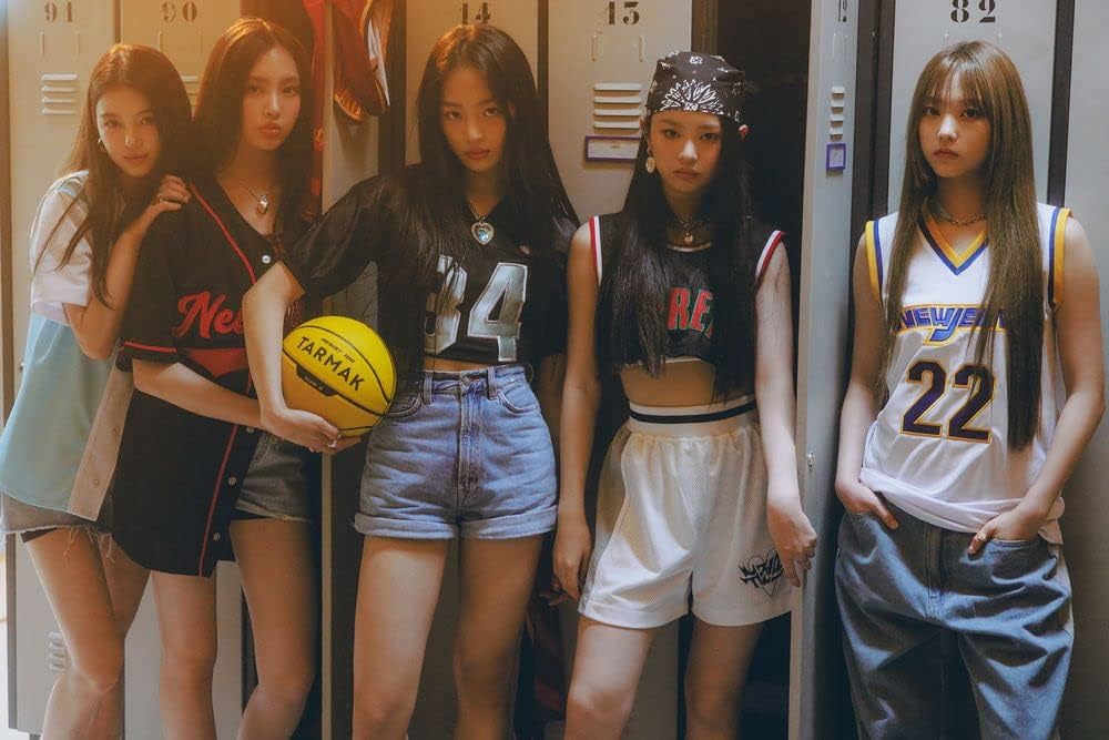 DREAMUS NewJeans New Jeans 1st EP Album Bluebook Version CD+Mini Poster On Pack+Log +Pin-up Book+Phoning Manual Book+ID Card+Sticker Pack+Photocard+Tracking Sealed (MINJI Version)
