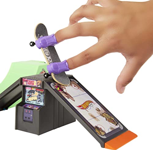 Hot Wheels Skate Arcade Skatepark Playset, Includes Exclusive Tony Hawk-Designed Fingerboard and 1 Pair of Removable Skate Shoes for Kids