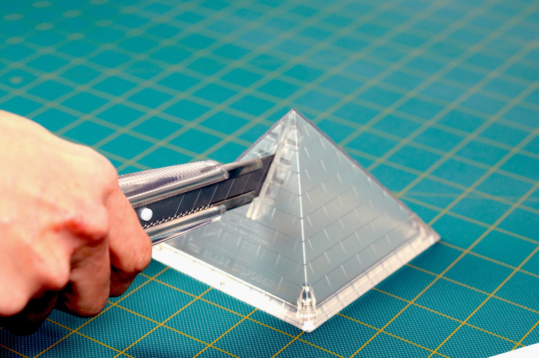 NT Cutter Pyramid Shaped Blade Disposal Case with Blade Snapper, 1 Case (ICD-400P)
