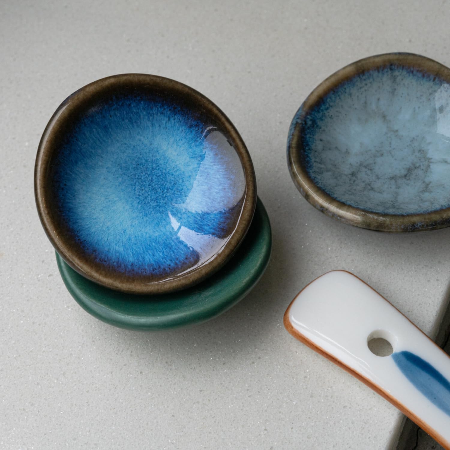 Louyebh Small Ceramic Spoon Rest 3PCS for Coffee Tea Spoon Kitchen Counter Dining Table Decor, Stable Glaze Sauce Tray Porcelain Utensil Spoon Holder for Stove Top Coffee Bar Easy Clean (Orbicular-2)