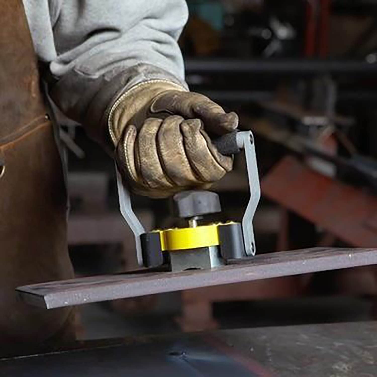 Magswitch Hand Lifter 60 Manual with 200lb to 60lb Magswitch safety, and 180 Degree Turn Knob for Small Steel Lifting
