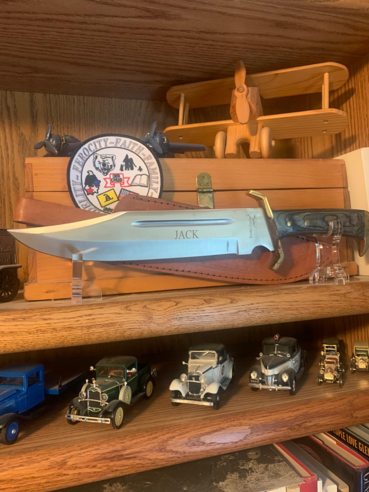 Knife Display Stand Acrylic Knife Holder Collector Knives Extendable blade holder Rustic Cabin Home Decor (1 Set)