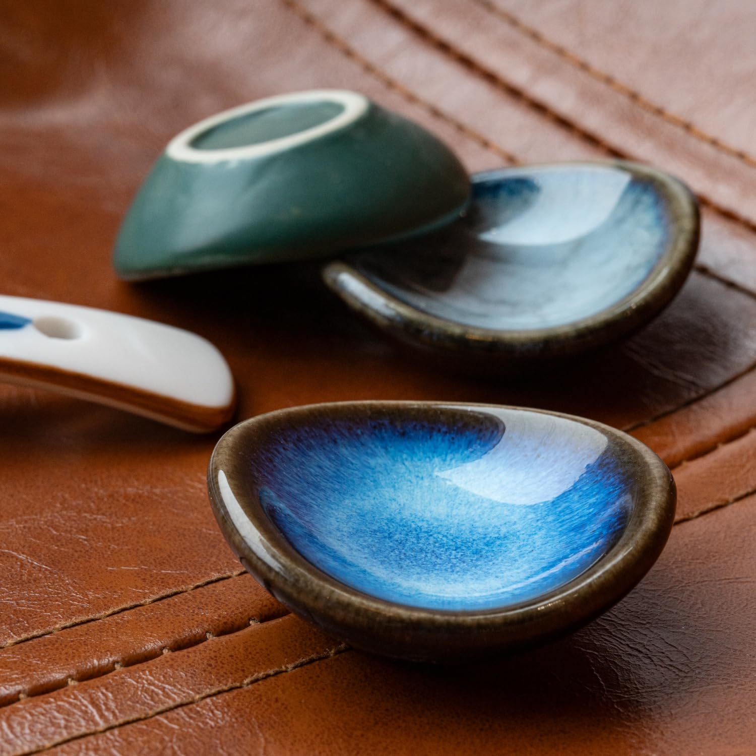 Louyebh Small Ceramic Spoon Rest 3PCS for Coffee Tea Spoon Kitchen Counter Dining Table Decor, Stable Glaze Sauce Tray Porcelain Utensil Spoon Holder for Stove Top Coffee Bar Easy Clean (Orbicular-2)