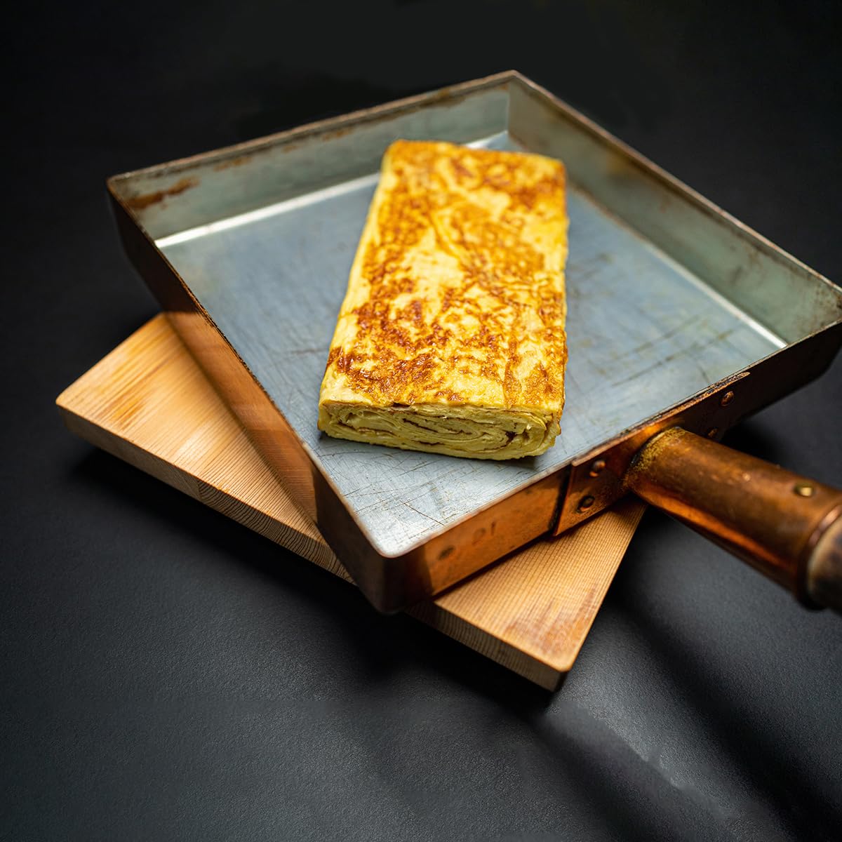 TIKUSAN Japanese Tamagoyaki Pan Omelets Copper Pan with Wooden Lid Made in Japan Square Frying Pan for Eggs 7.1 inch (18×18 cm)