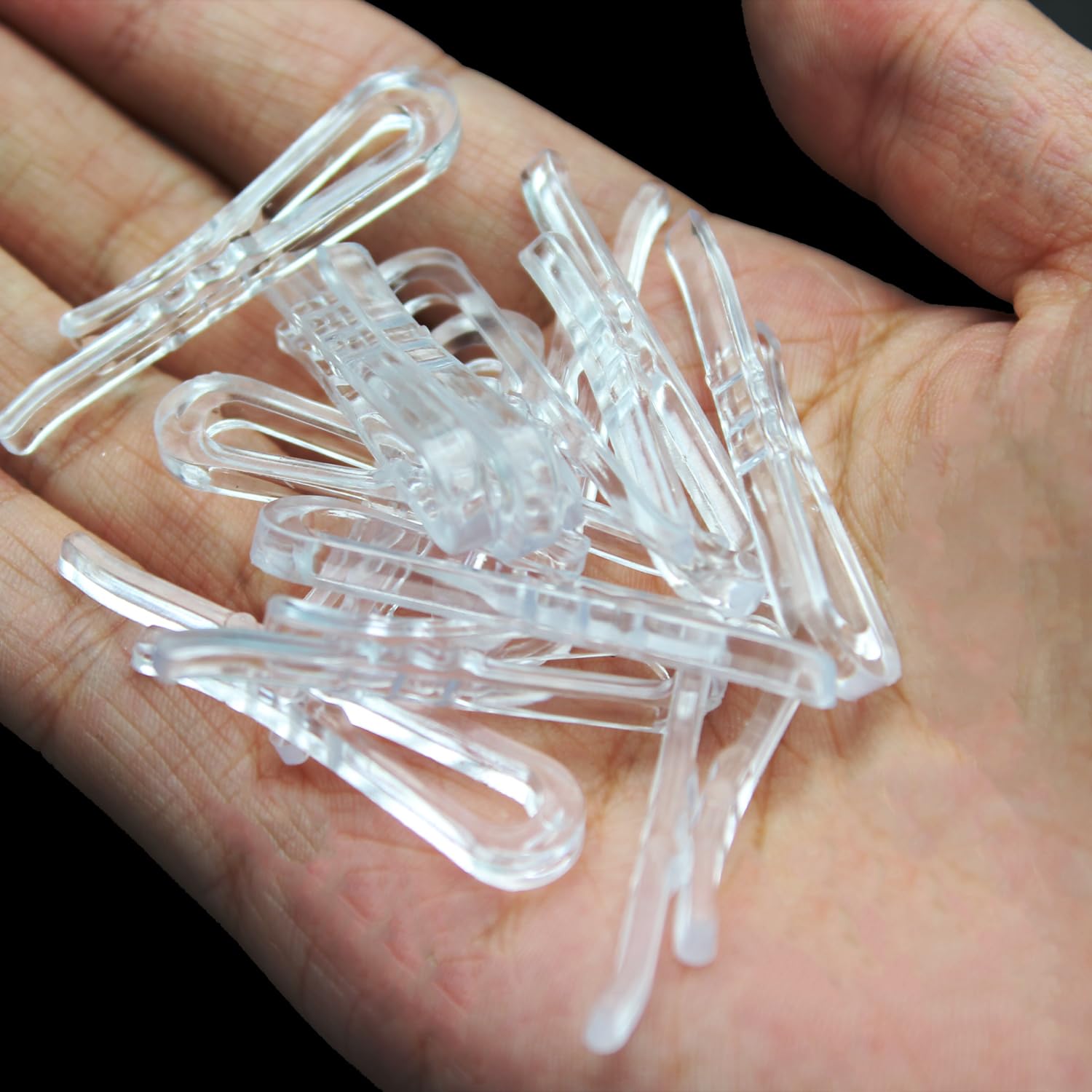 SQXBK 200PCS U Shaped Plastic Clothespins Non deformable Crocodile Clips 40mm/1.57inch for Folding Ties Socks Pants Shirts Transparent