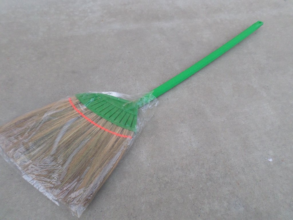 Vietnamese Soft Fan Straw Broom with Green Plastic Tube Handle (chổi lúa) 41 inch
