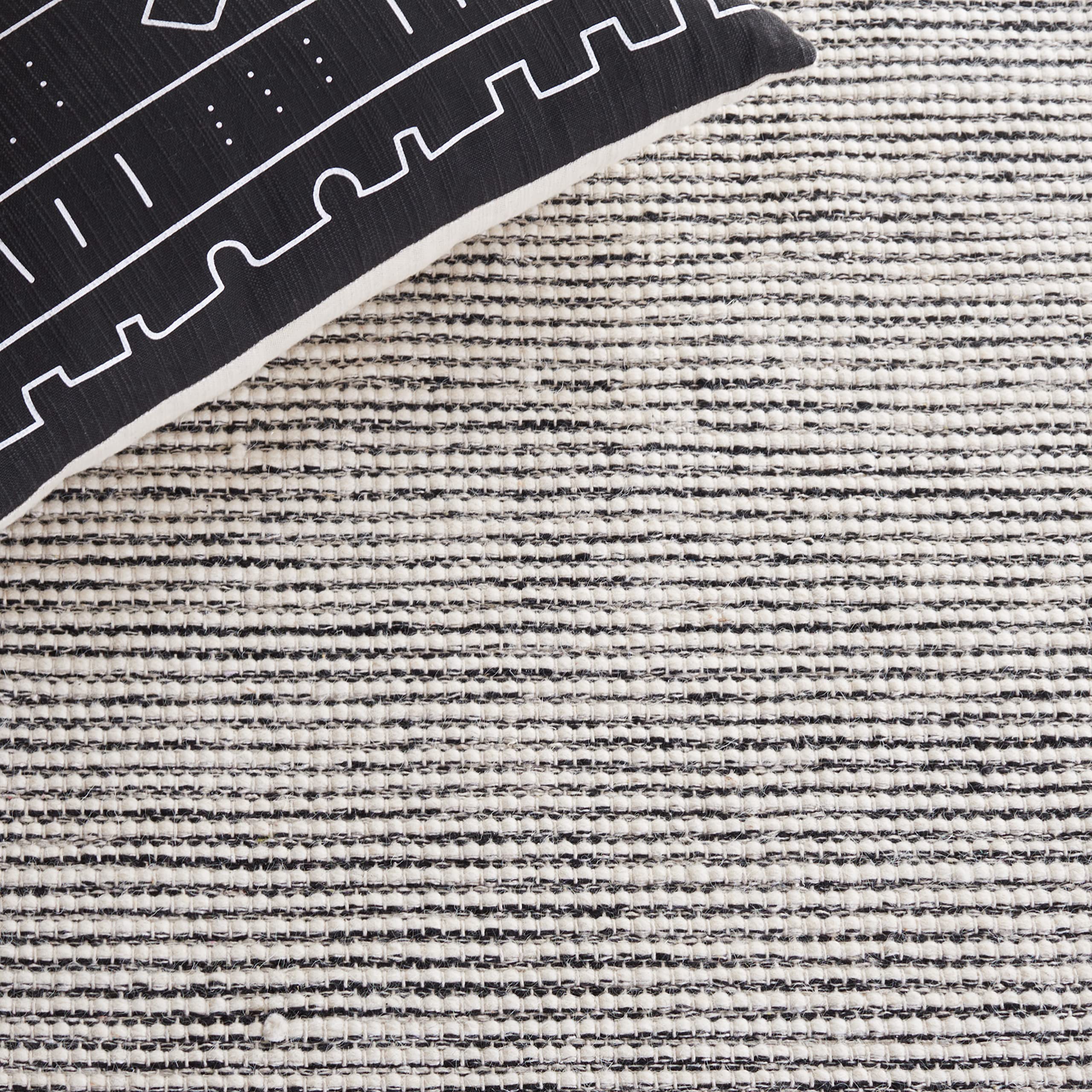 Safavieh Vermont Collection Accent Rug - 4' x 6', Ivory & Black, Handmade Moroccan Boho Braided Tassel Wool, Ideal for High Traffic Areas in Entryway, Living Room, Bedroom (VRM160Z)