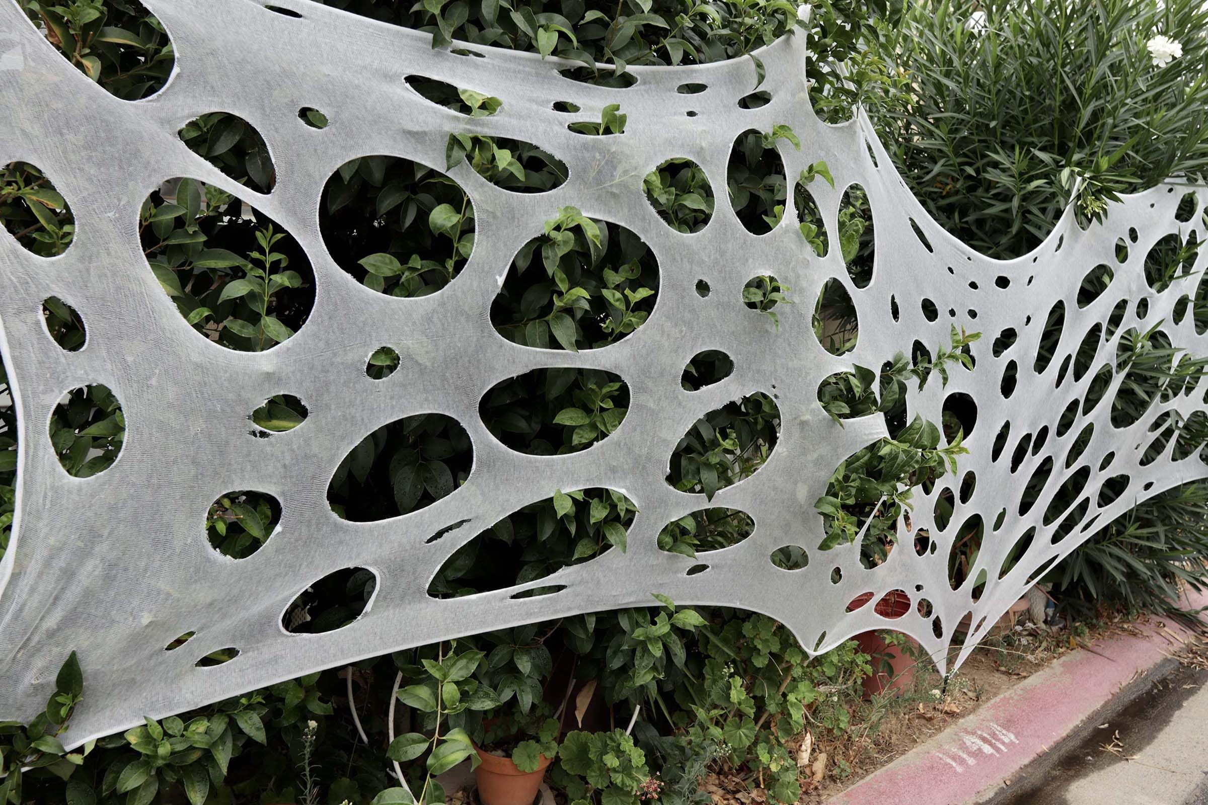 Giant Spider Web Halloween Decorations Outdoor, Stretchy 450 sqft Spooky Spider Web, Cut-Your-Own Flexible Spider Webbing for Halloween Party, Haunted House Outdoor Indoor