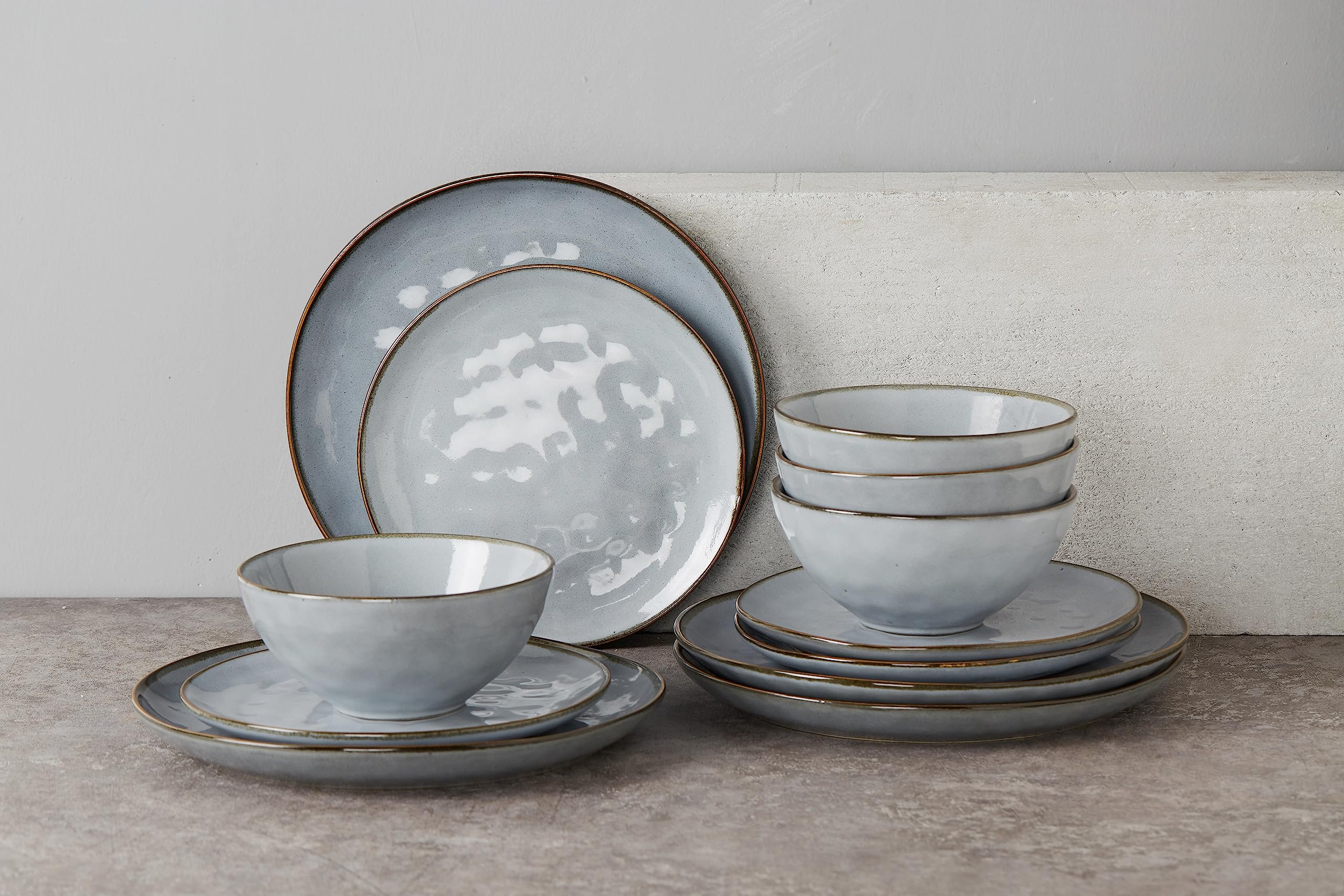 Famiware Dinnerware Sets for 4, Ocean Round 12-Piece Kitchen Plates and Bowls Sets, Reactive Glaze, Microwave and Dishwasher Safe, Scratch Resistant, Blue