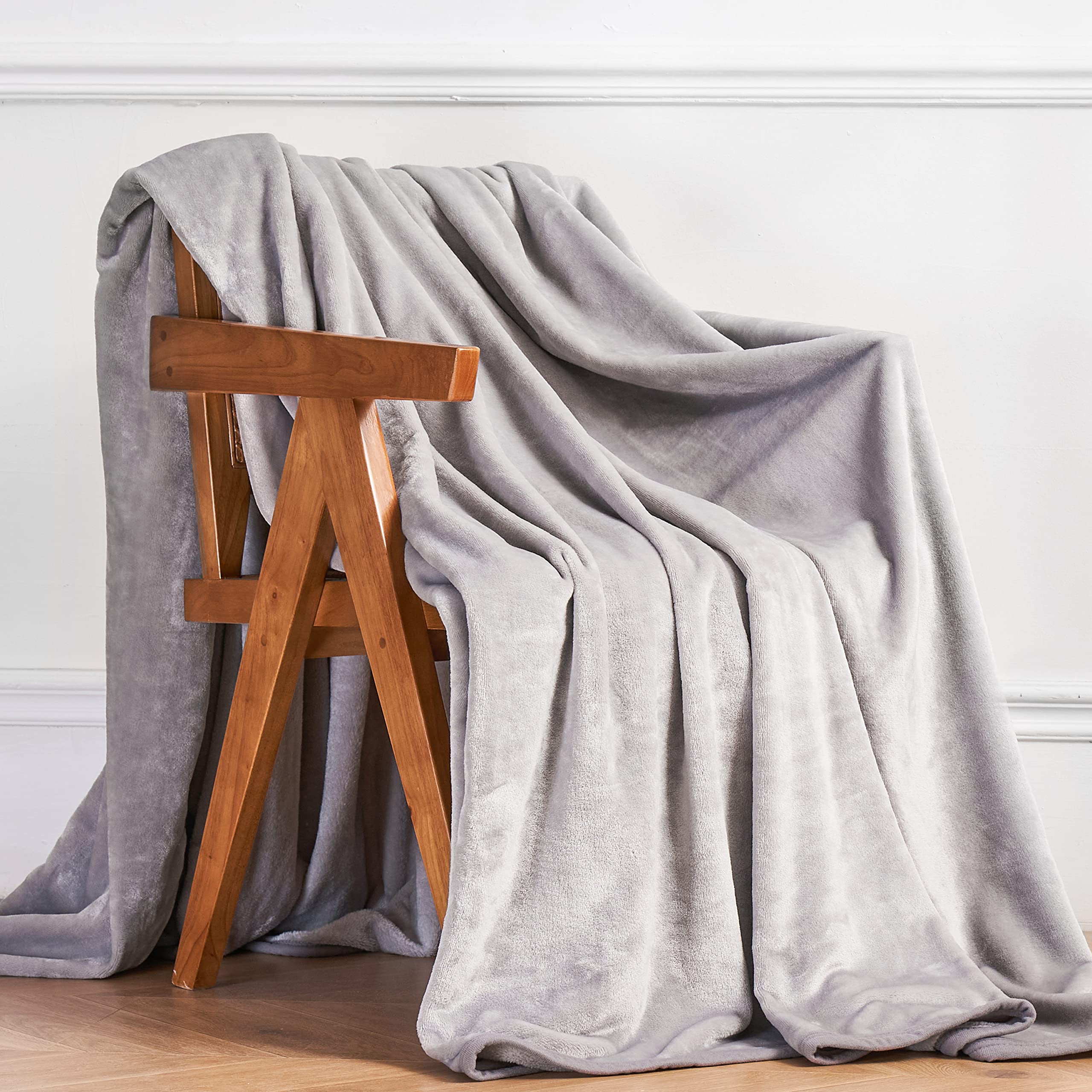 ELNIDO QUEEN Fleece Blanket Twin Size Light Grey - 330GSM Luxury Lightweight Plush Cozy Soft and Warm Blankets for Couch, Sofa, Bed, Office, Travel, Camping (60x80 Inches)