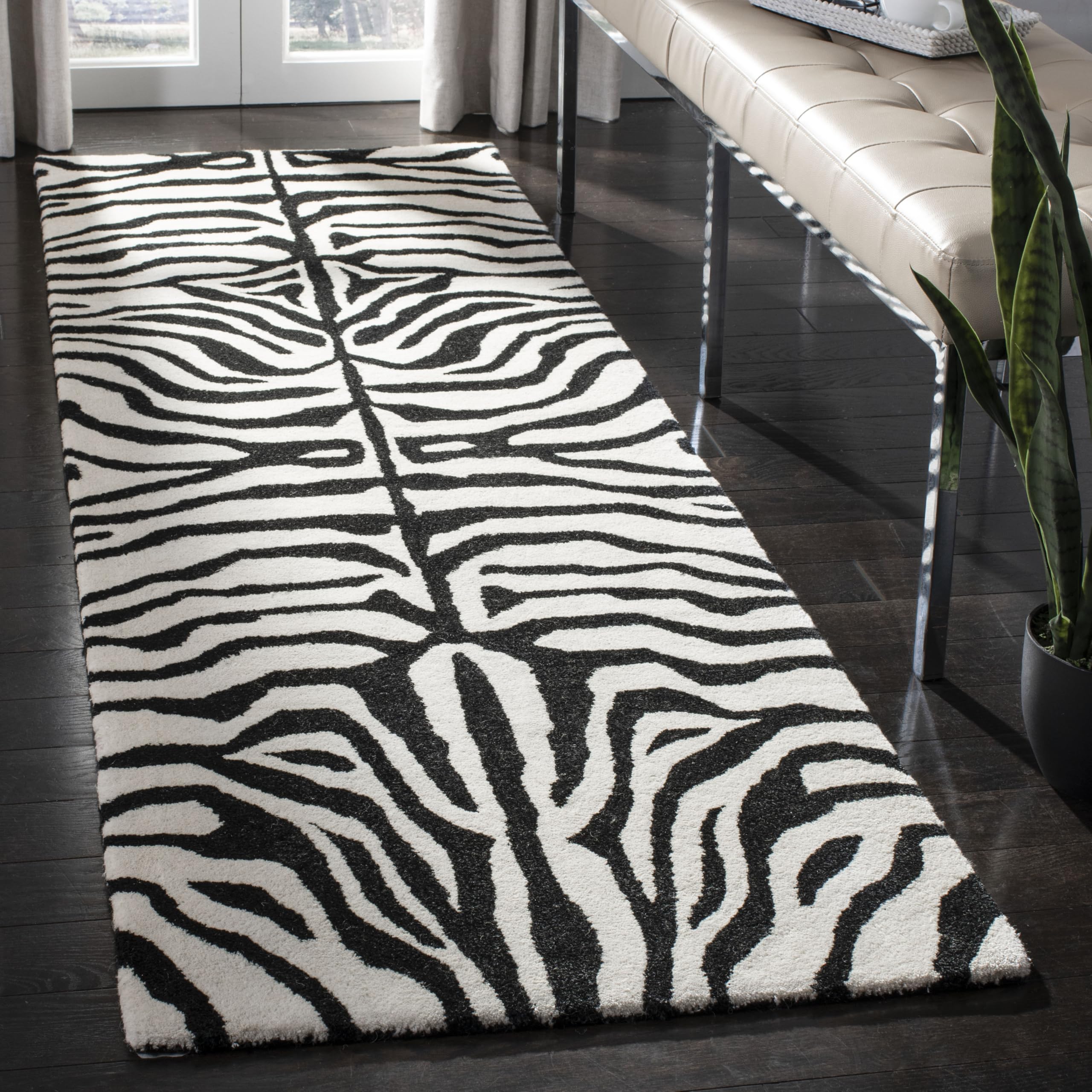 SAFAVIEH Soho Collection 2'6" x 12' Black / White SOH435A Handmade Premium Wool Runner Rug