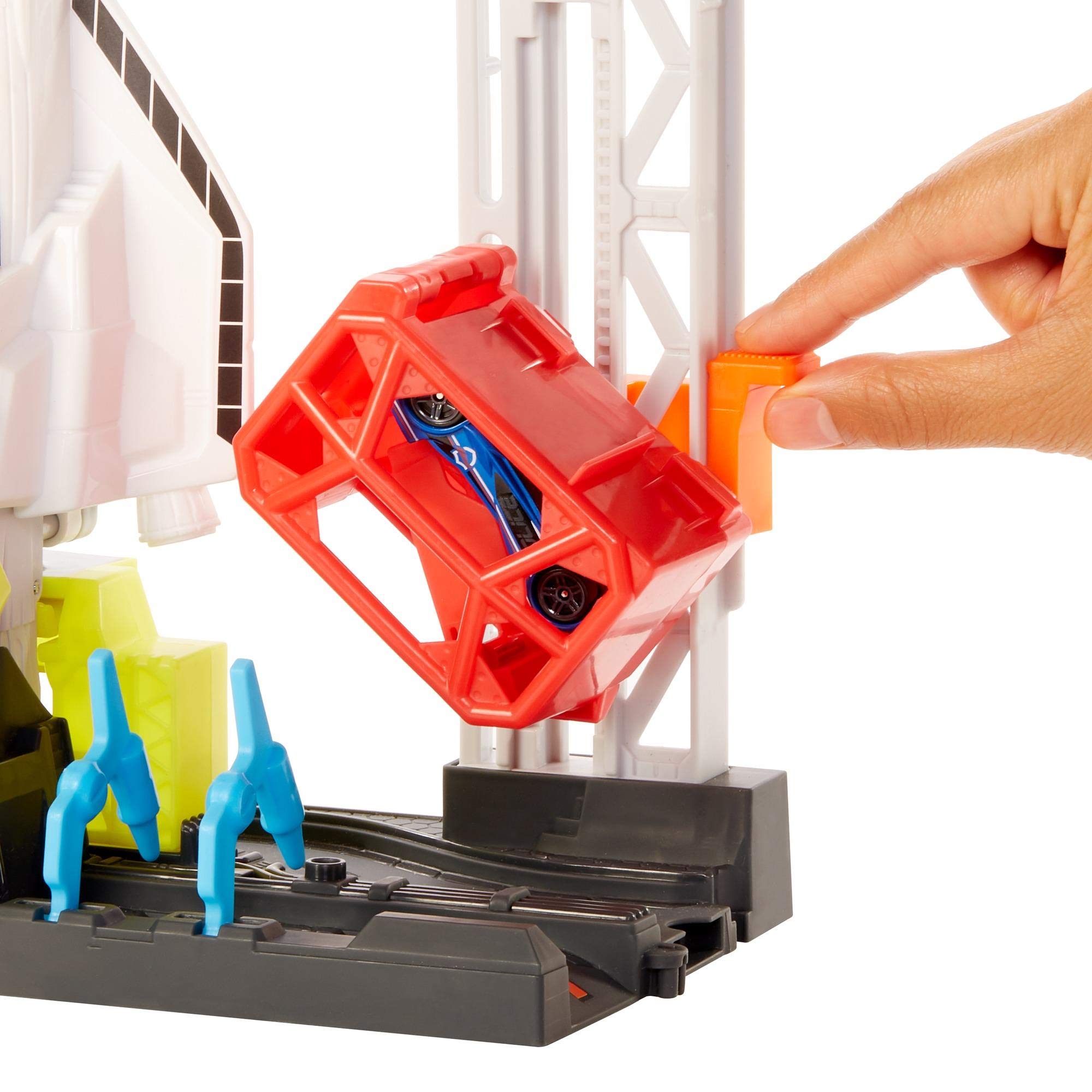 Hot Wheels Super Space Shuttle Launch Pad Set with Moving Shuttle, Kid-Powered Anti-Gravity Cab & One 1:64 Scale Car, Connects to Other Sets, for Kids 4-8 Years Old