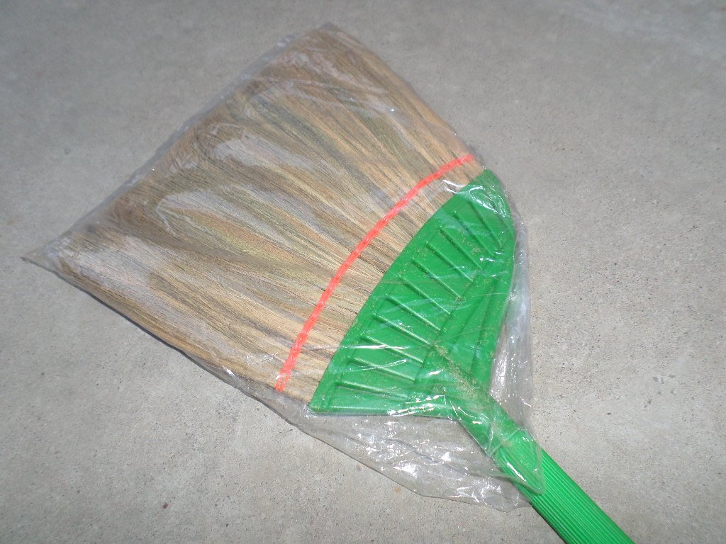 Vietnamese Soft Fan Straw Broom with Green Plastic Tube Handle (chổi lúa) 41 inch