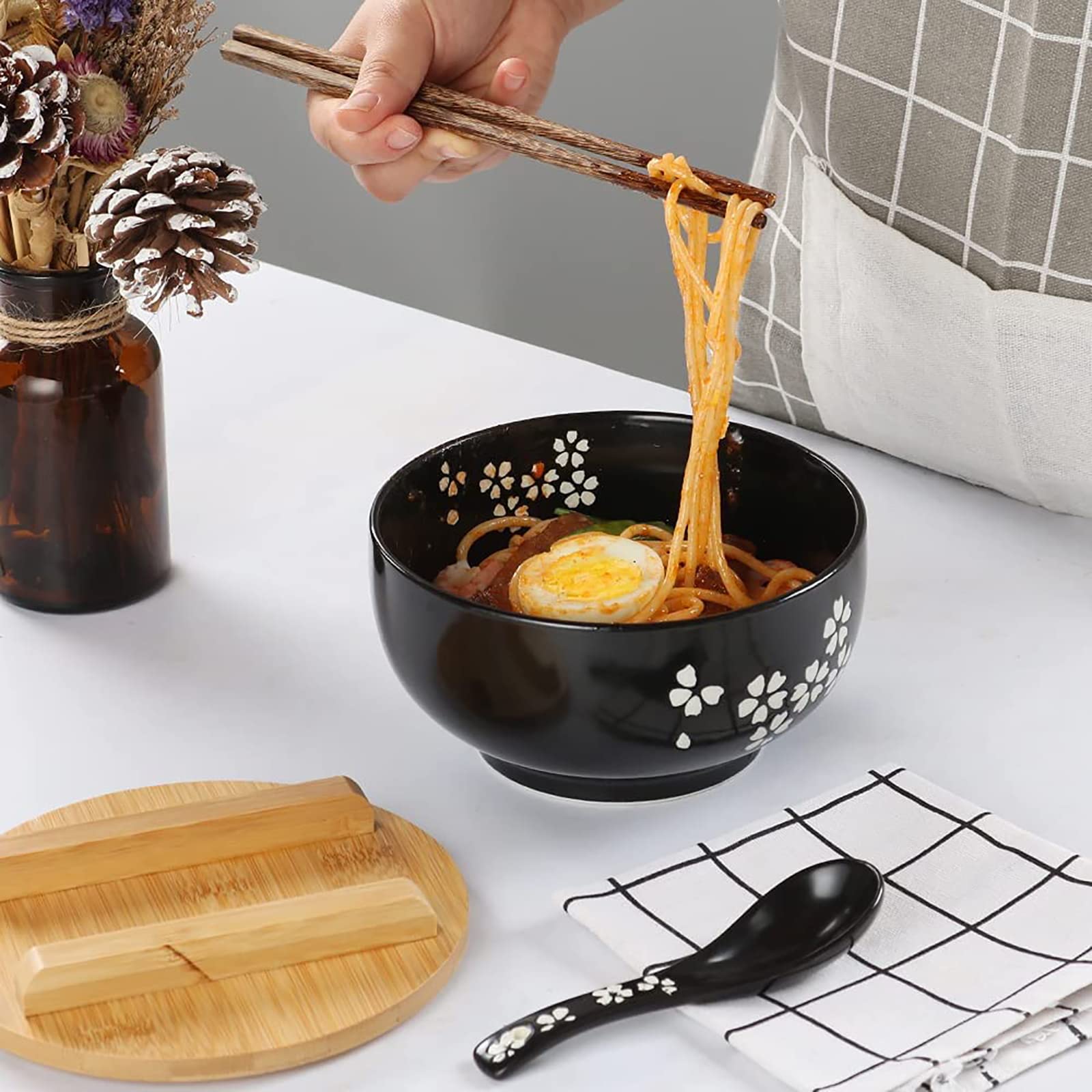 Japanese Ramen Bowl, Vintage Noodle Bowl with Lid and Spoon Black, Ceramic Ramen Bowl Hand Drawn Rice Bowl, Retro Tableware Noodle Bowl (2x Black)