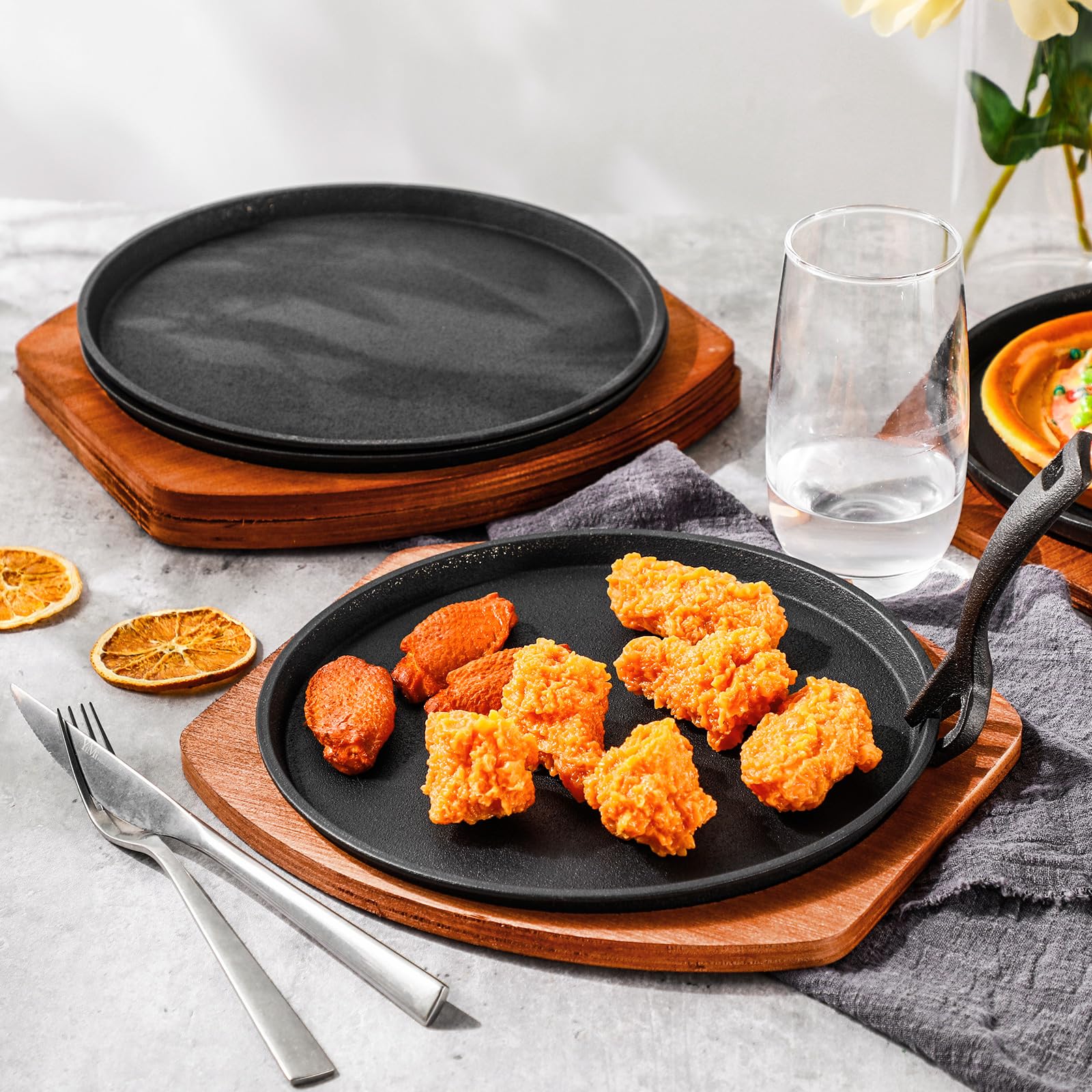 Mimorou 4 Sets Cast Iron Fajita Plate Set 9.84'' Steak Plate Sizzling Pan with Wooden Base and Gripper for Home Restaurant Kitchen Catering Cooking for Grilling Meats Seafood
