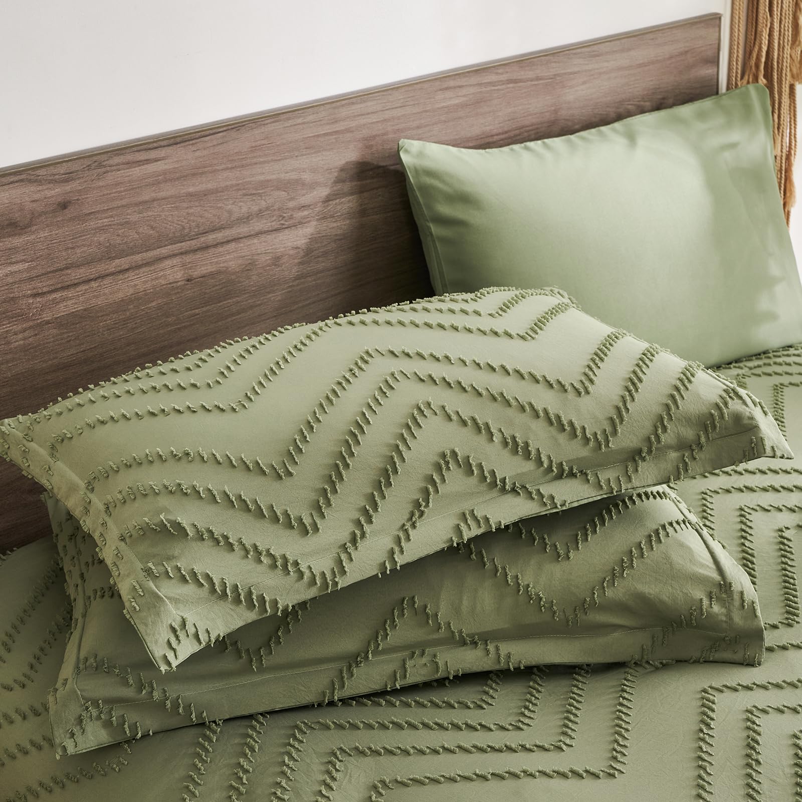FLYMME Sage Green Queen Comforter Set with Sheets,Tufted Bed in a Bag 7 Pieces, Chevron Boho Shabby Chic Farmhouse Bedding Set,Soft Microfiber Comforter for ALL Season(Sage Green,90”*90”)
