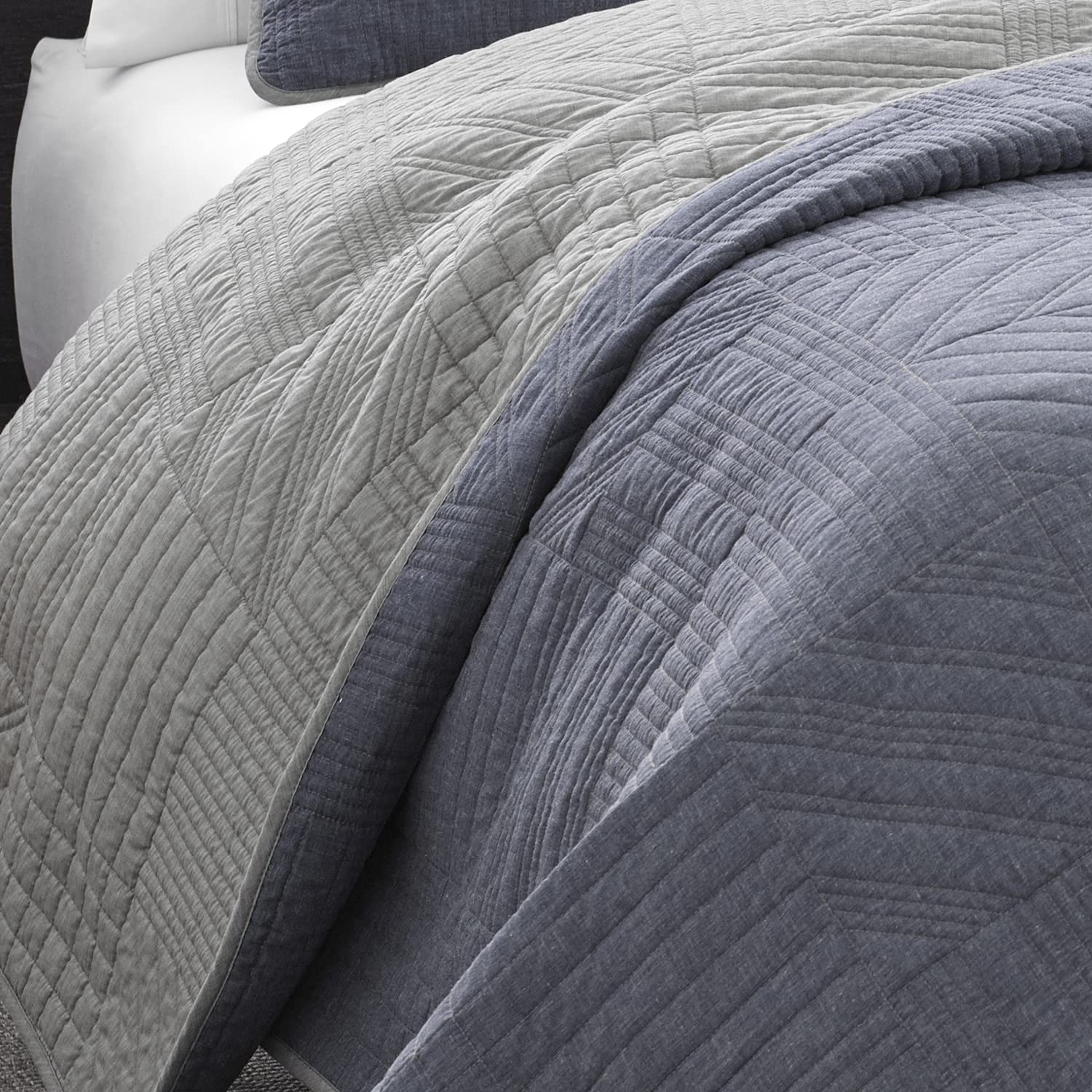 Eddie Bauer - Queen Quilt Set, Reversible Chambray Bedding with Matching Shams, Super Soft Wrinkle-Resistant Home Decor for All Seasons (Hidden Lake Blue, Queen)