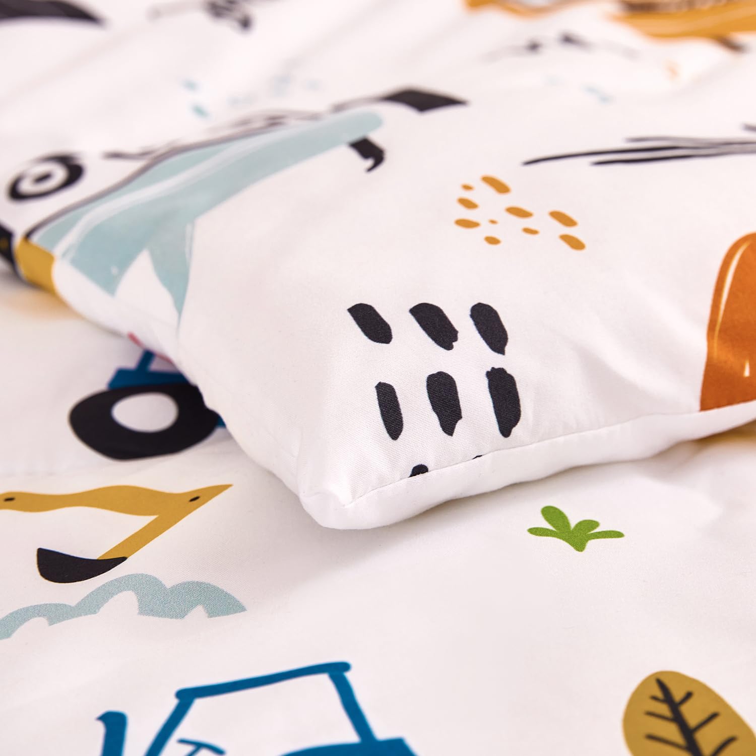 PERFEMET 4 Piece Boys Twin Bedding Sets Car Printed on White Kids Comforter Set for Boys Reversible Cartoon Tractors Bed in A Bag Comforter Set with Sheets (Car Pattern, Twin)