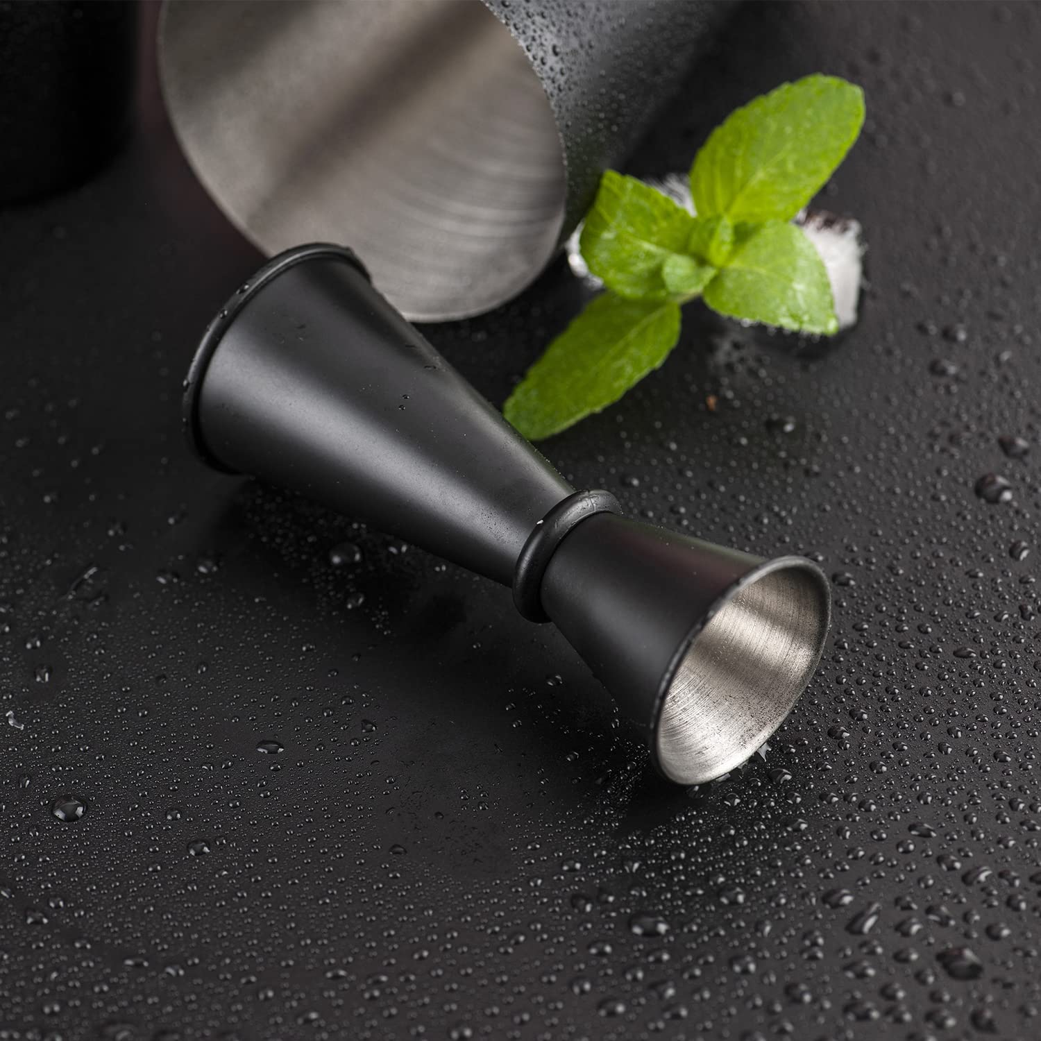 JNWINOG Cocktail Shaker Set 4-Piece Boston Shaker Kit with 20oz/25oz Shaker,Strainerand 0.5/1oz Double JiggerBar Set for Home Drink Mixer Bartendiing (Matte Black, 20oz/25oz)