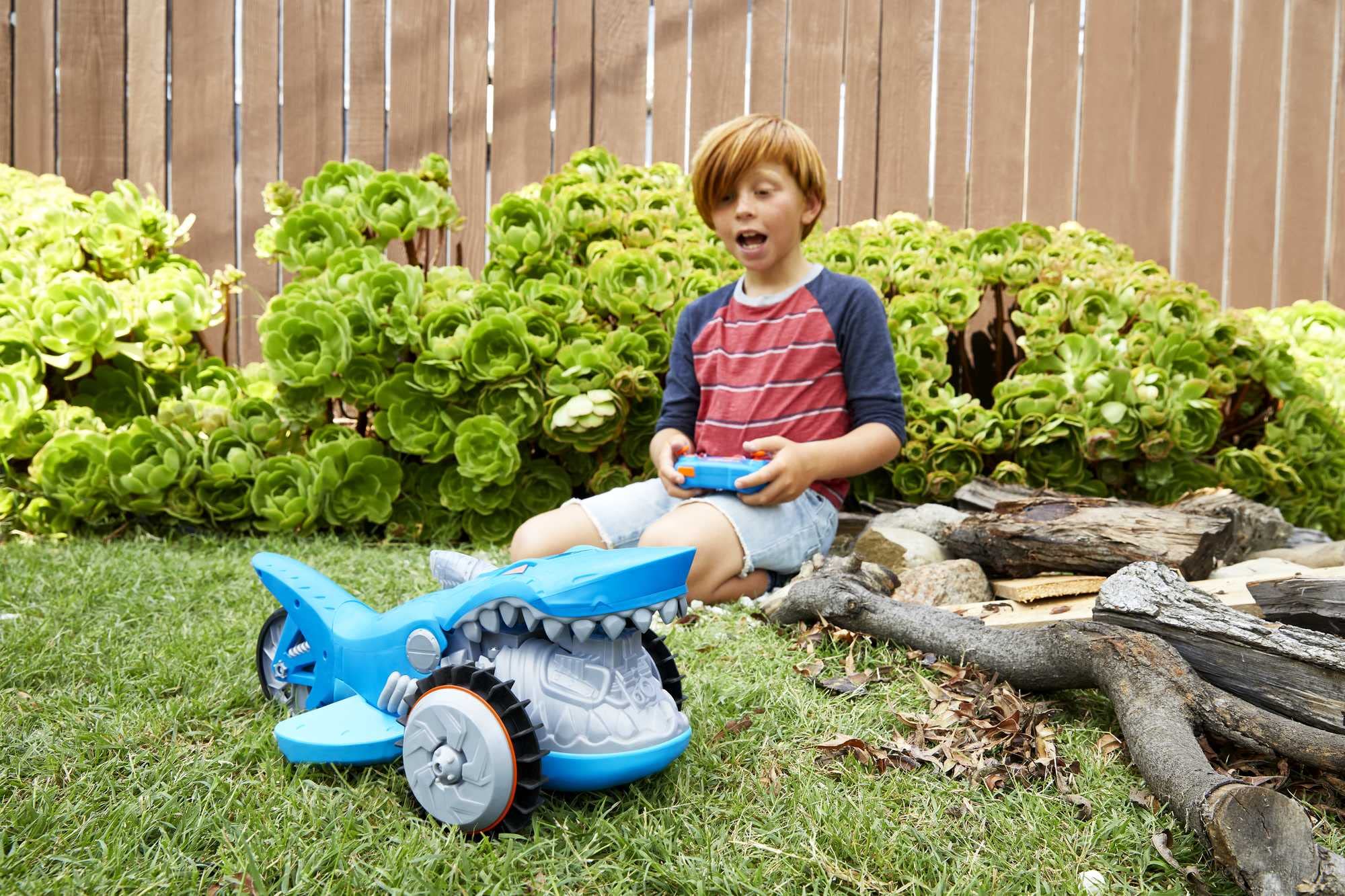 Hot Wheels R/C Supercharged Shark Vehicle, that Races on Land & Water, R/C Chomping Mechanism, Dynamic Steering, for Kids 5 Years Old & Older [Amazon Exclusive]