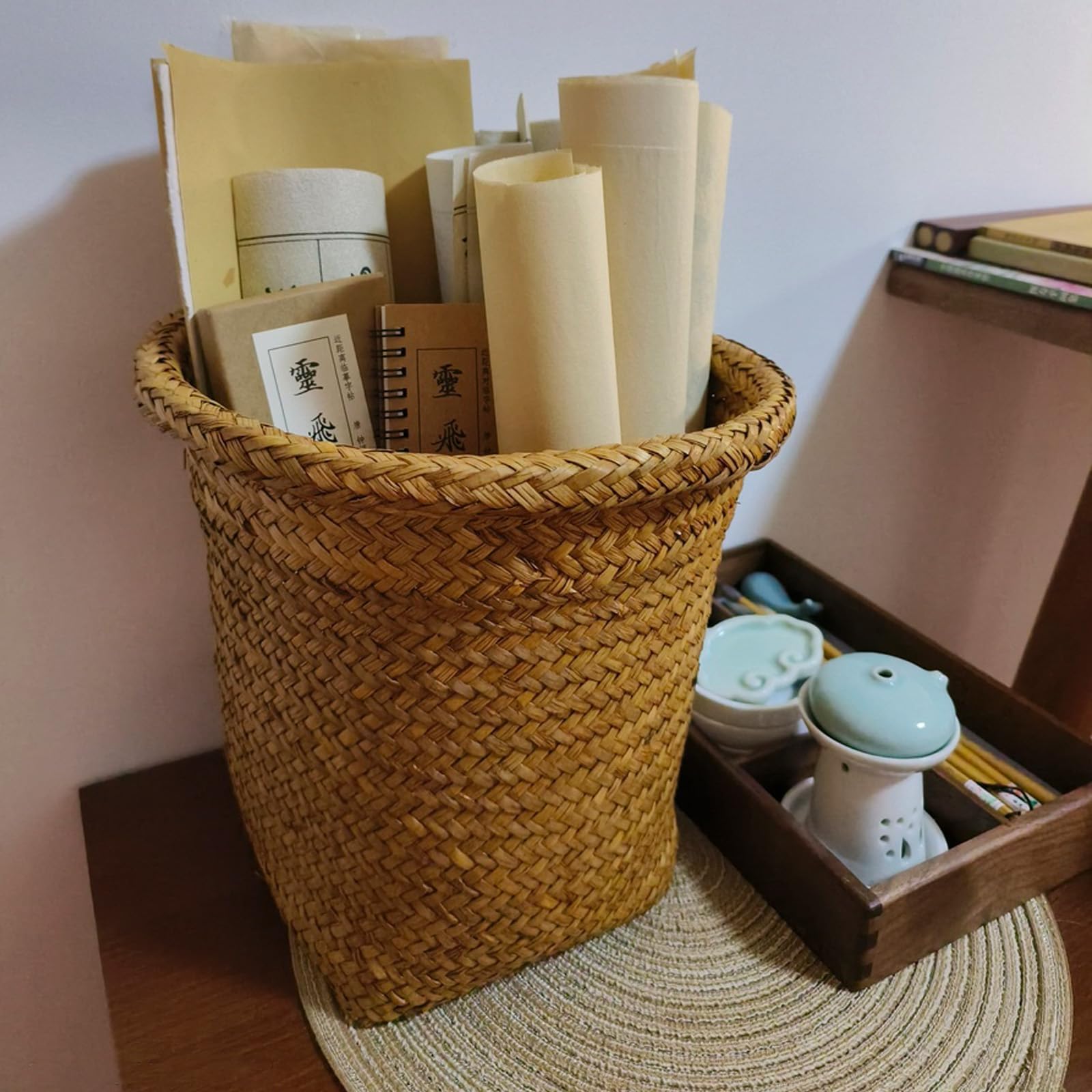 Natural Seagrass Woven Trash Can β 23L (6 Gal) Wicker Waste Basket for Bathroom, Living Room, Office Durable and Compact Design, Small Round Wastebasket Garbage Bin for Organizing and Home Decor