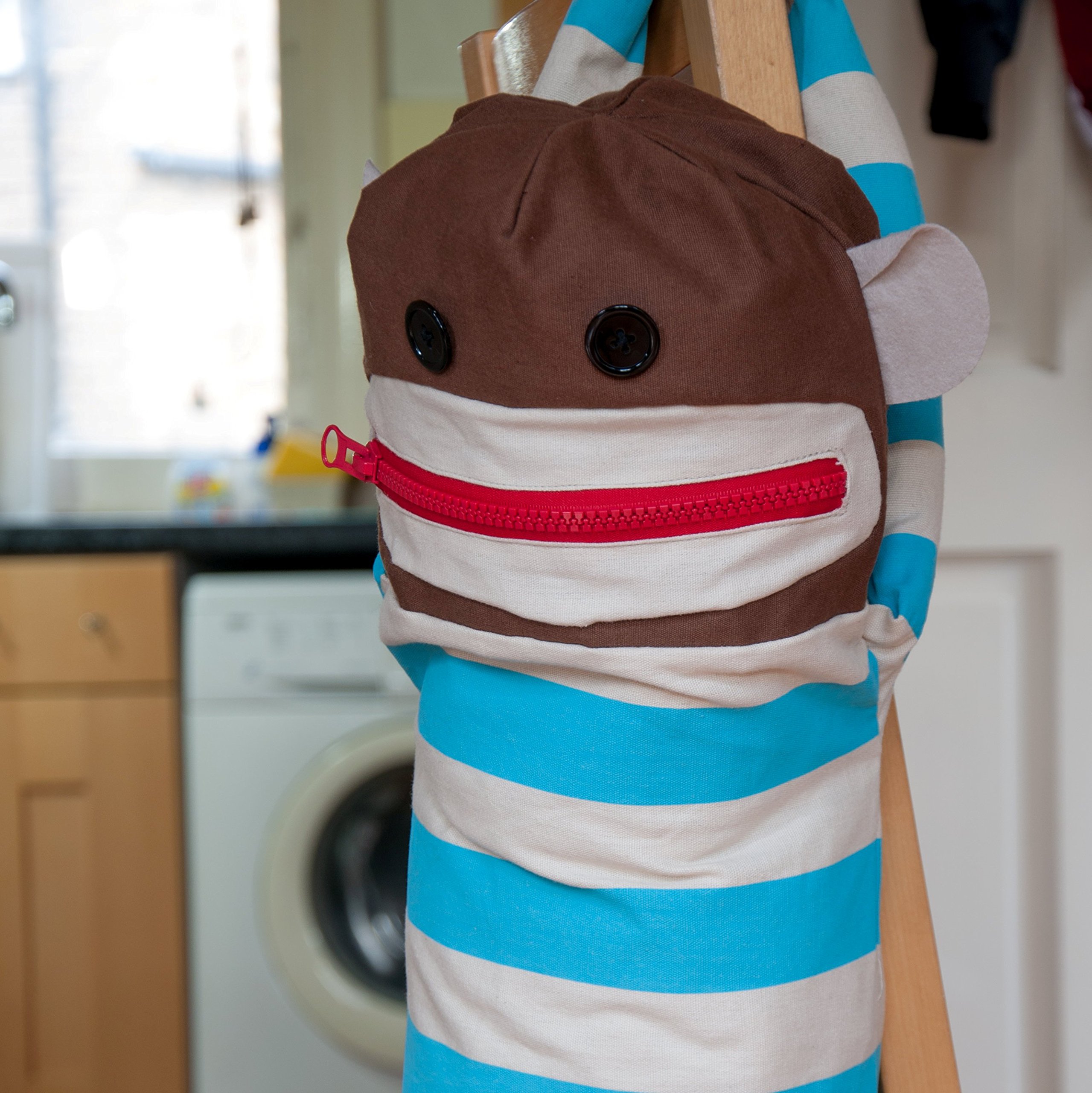 SUCK UK Sock Monkey Laundry Bag and Hanging Washing Basket with Velcro Hands, Multicolor