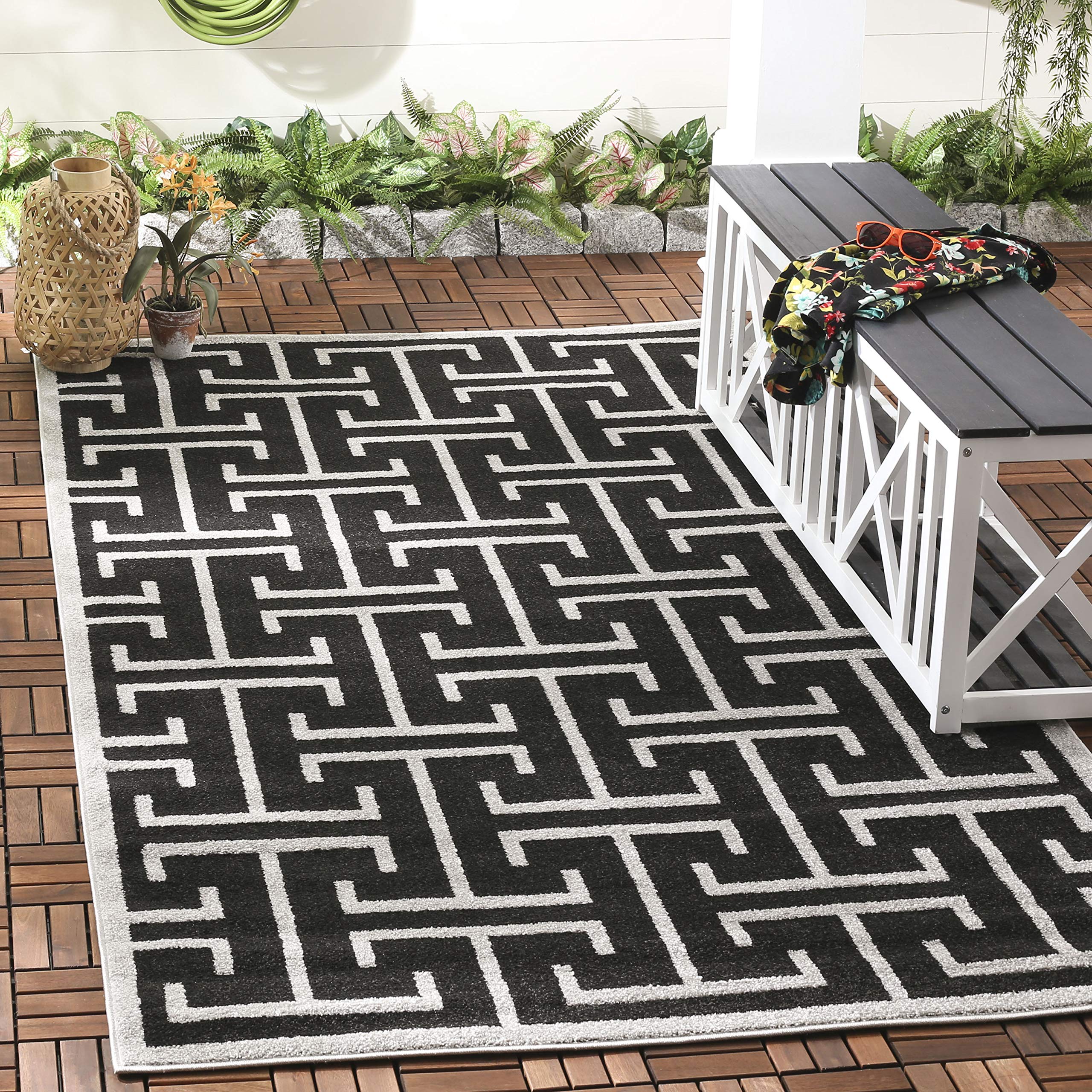 SAFAVIEH Amherst Collection Accent Rug - 4' x 6', Anthracite & Light Grey, Geometric Design, Non-Shedding & Easy Care, Ideal for High Traffic Areas in Entryway, Living Room, Bedroom (AMT404G)