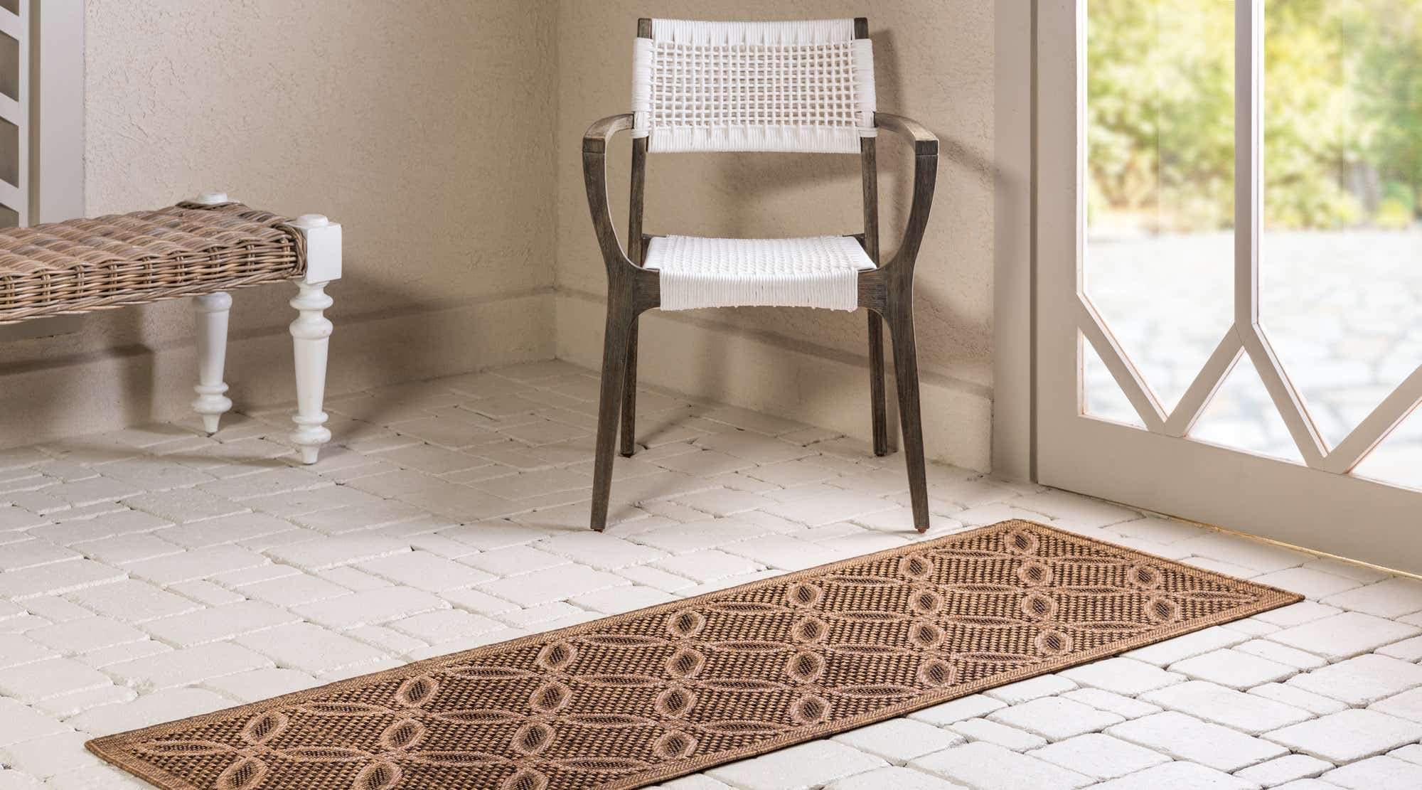 Unique Loom Outdoor Trellis Collection Area Rug - Spiral (2' 2" x 6' 1" Runner, Light Brown/ Brown)