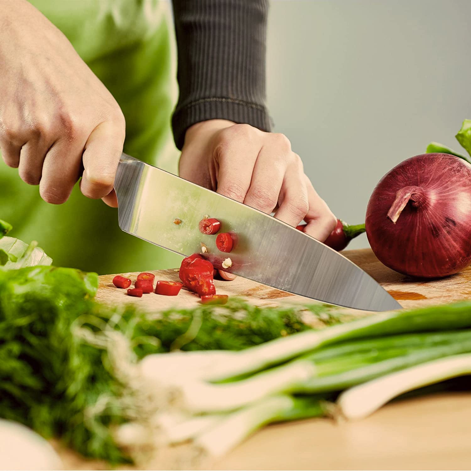 Mama's Great 8 Inch Chef Knife. Razor Sharp Full Tang Blade & Ergonomic Pakkawood Handle. Professional Chef Knife For Daily Cooking, Mincing, Slicing And Dicing. Comes In A Giftable Box.