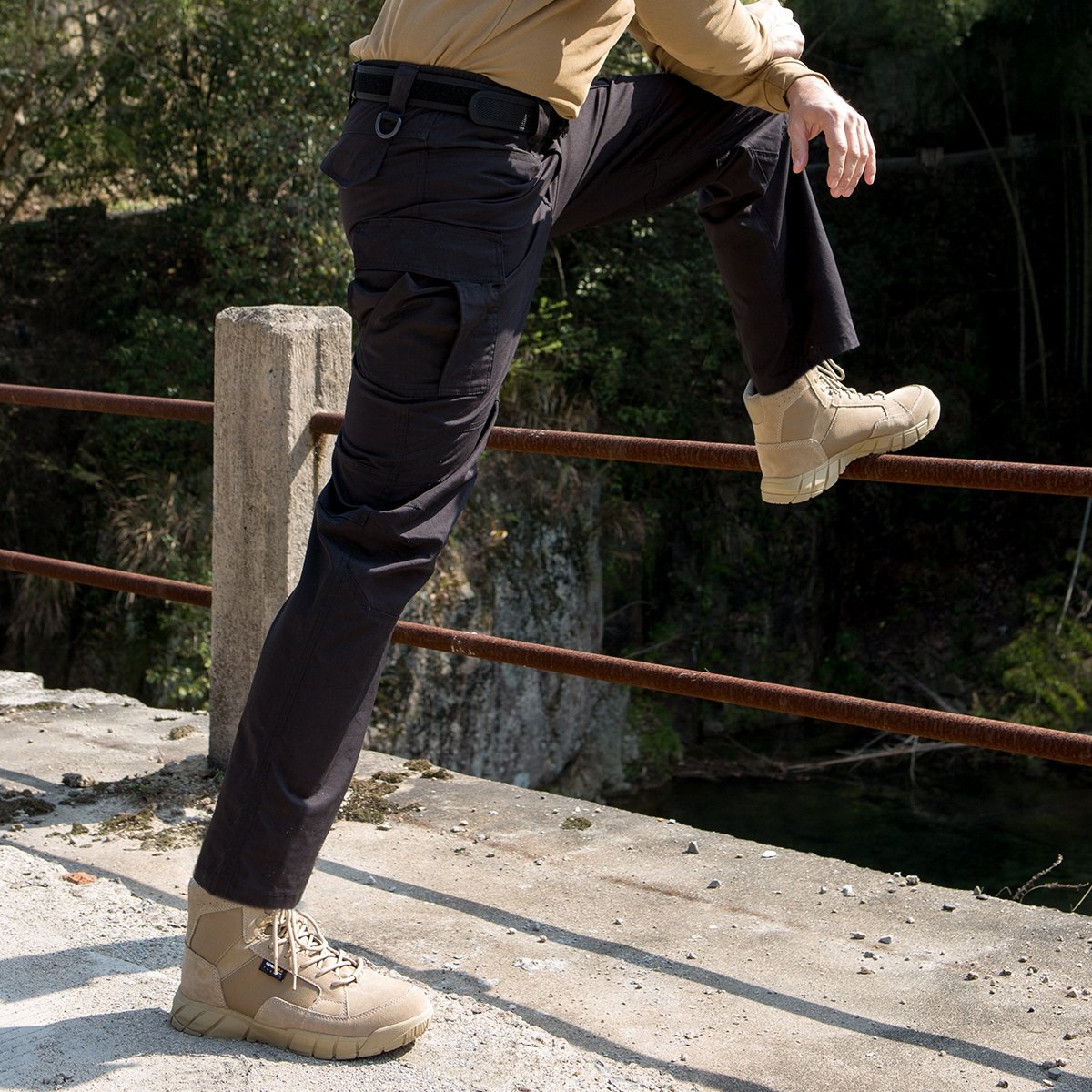 FREE SOLDIER Men's Water Resistant Pants Relaxed Fit Tactical Combat Army Cargo Work Pants with Multi Pocket (Black 32W x 32L)